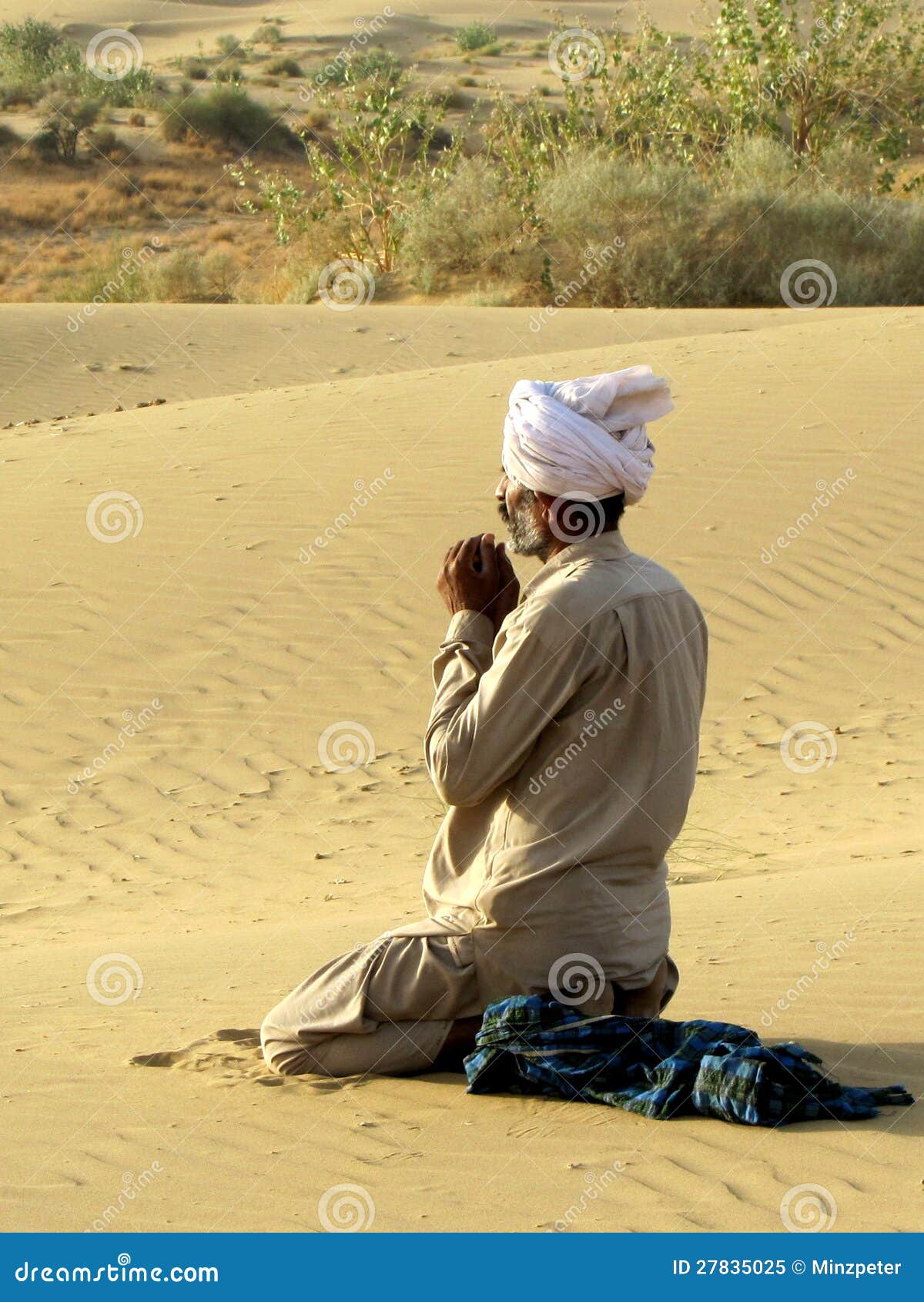 Moslim gebed redactionele afbeelding. Image of solitair - 27835025