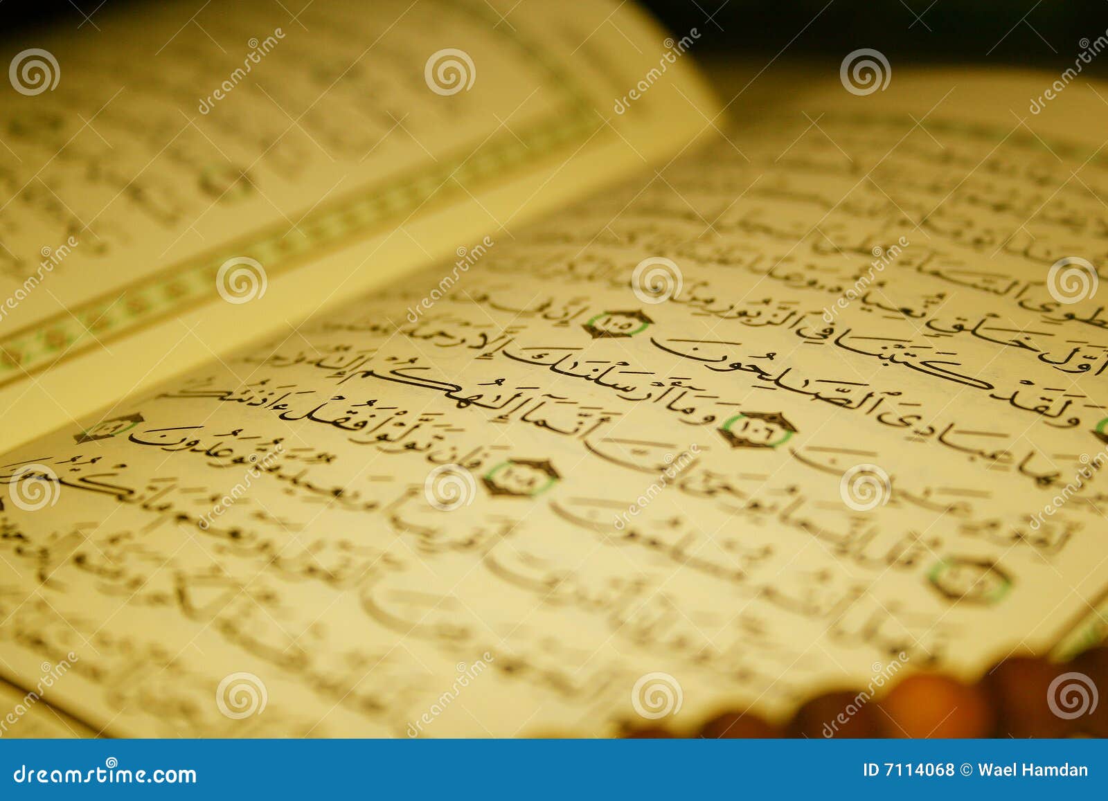 Moslim Heilige koran stock foto. Image of leven, pagina - 7114068