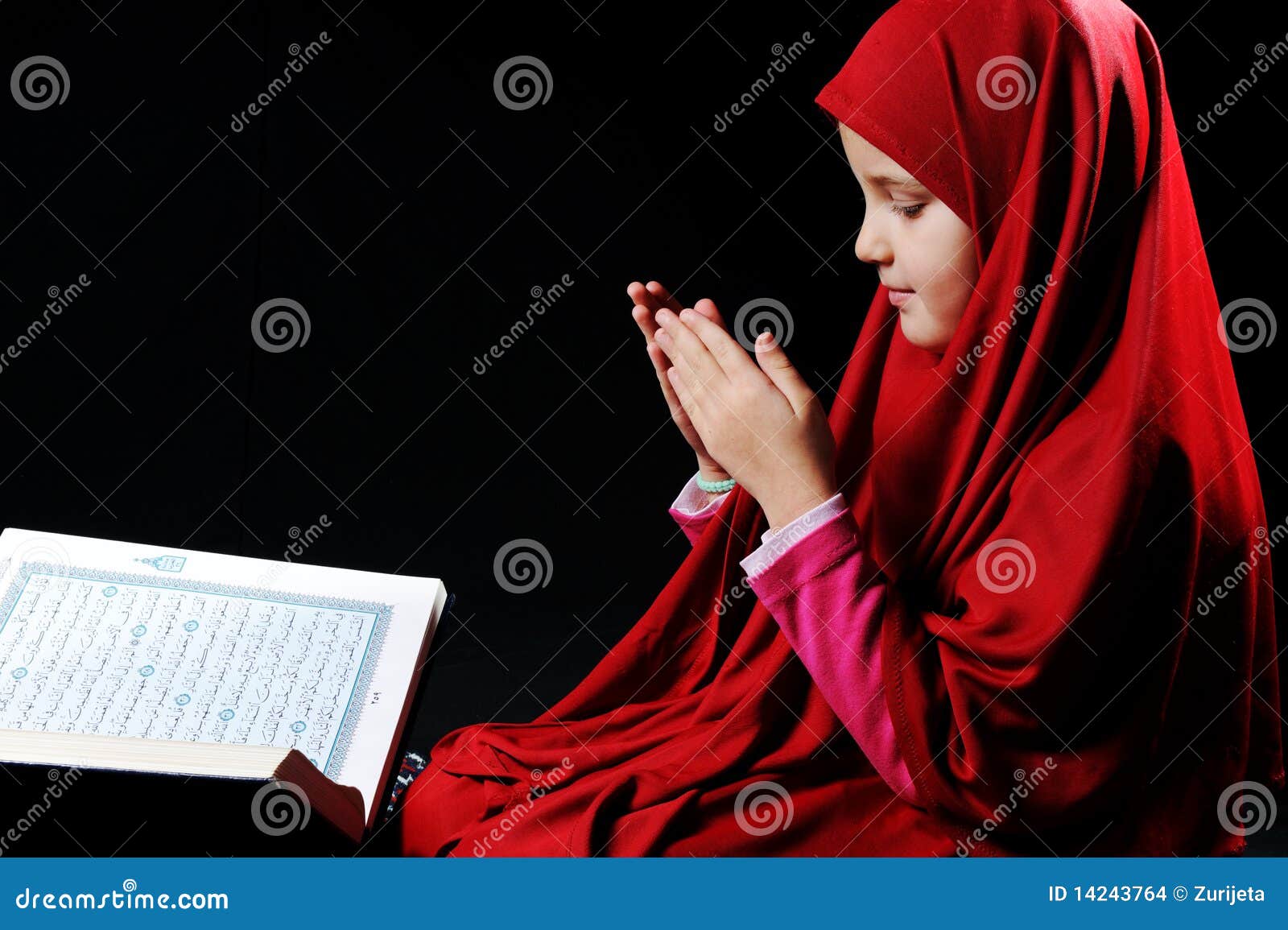 Moslim Meisje Met Heilige Koran Stock Foto - Image of onderwijs ...