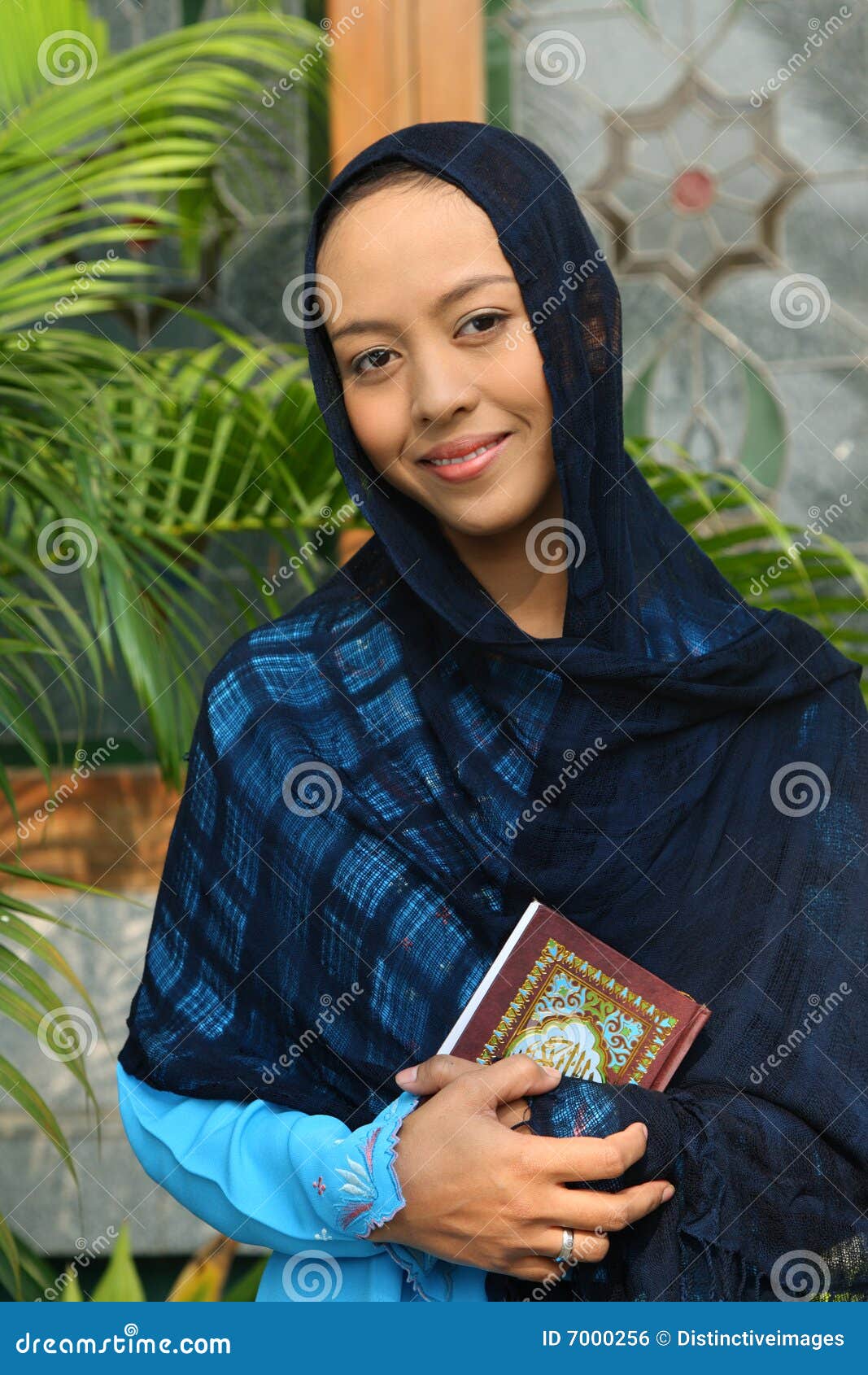 Moslim Vrouw Bij De Holding Qur'an Van De Moskee Stock Foto - Image of ...