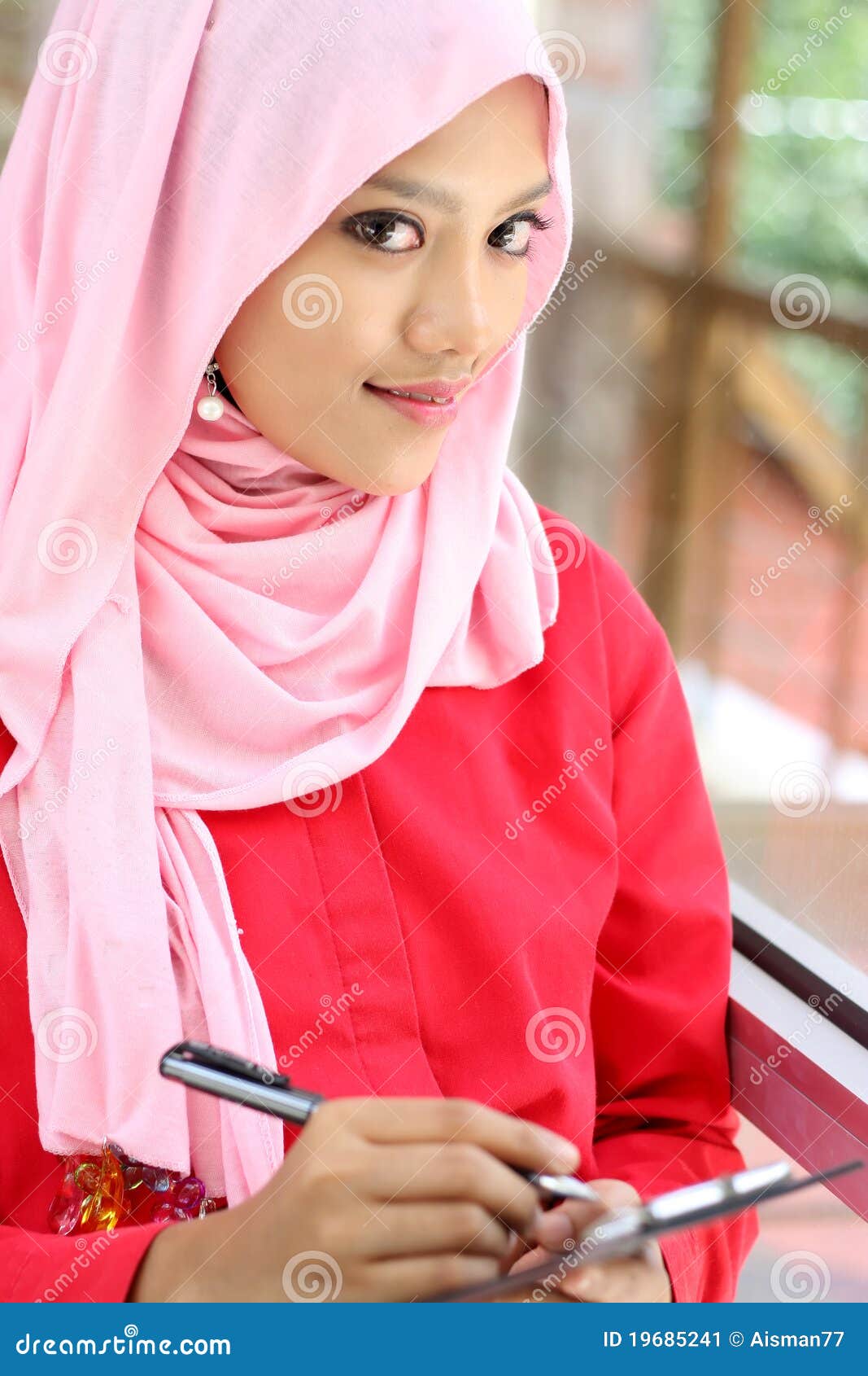 Moslim Vrouw Met Rapportdossier Stock Afbeelding - Image of islam ...