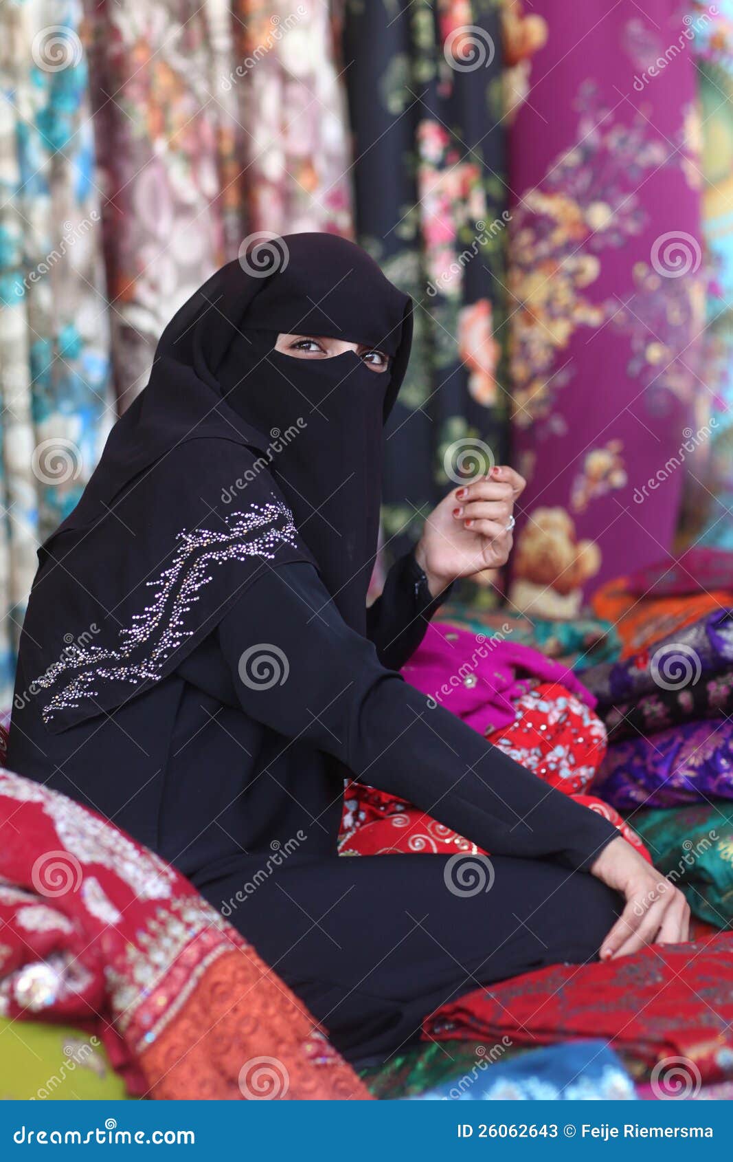 Moslim Vrouw Met Traditionele Kleding Redactionele Stock Foto - Image ...