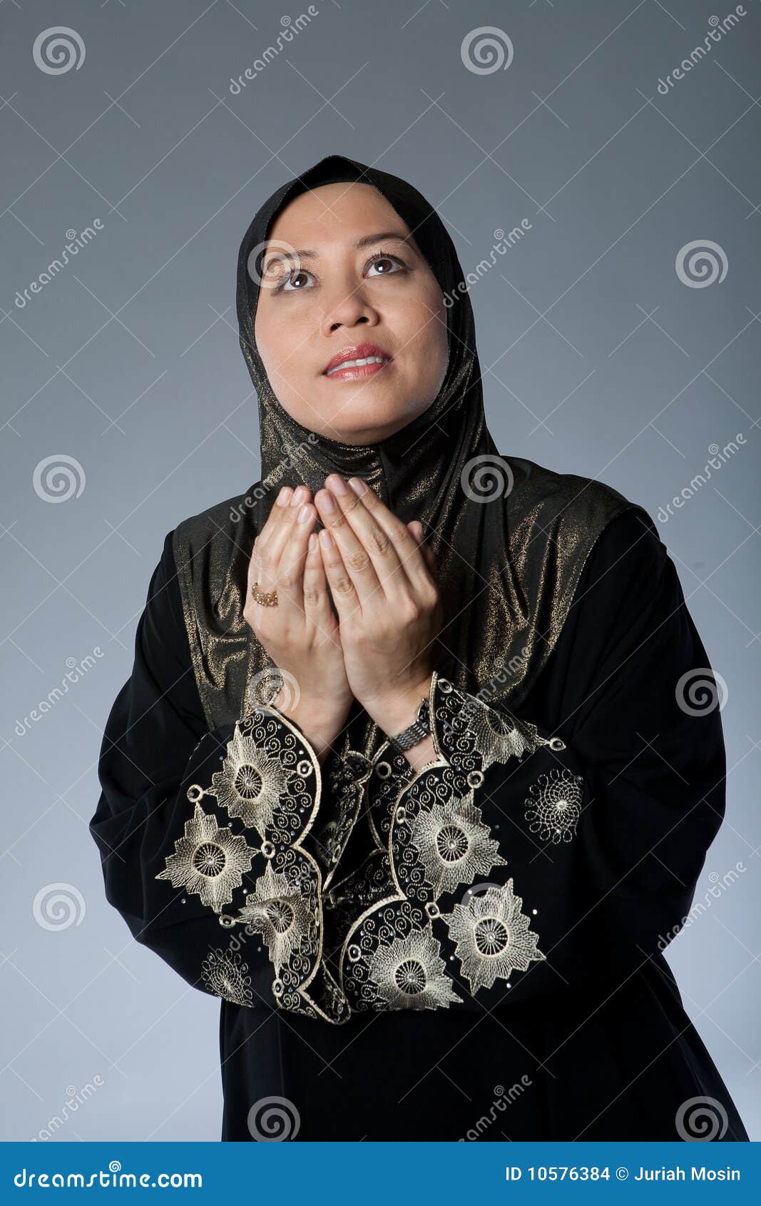 Moslim Vrouw in Traditionele Islamitische Kleding Stock Foto - Image of ...