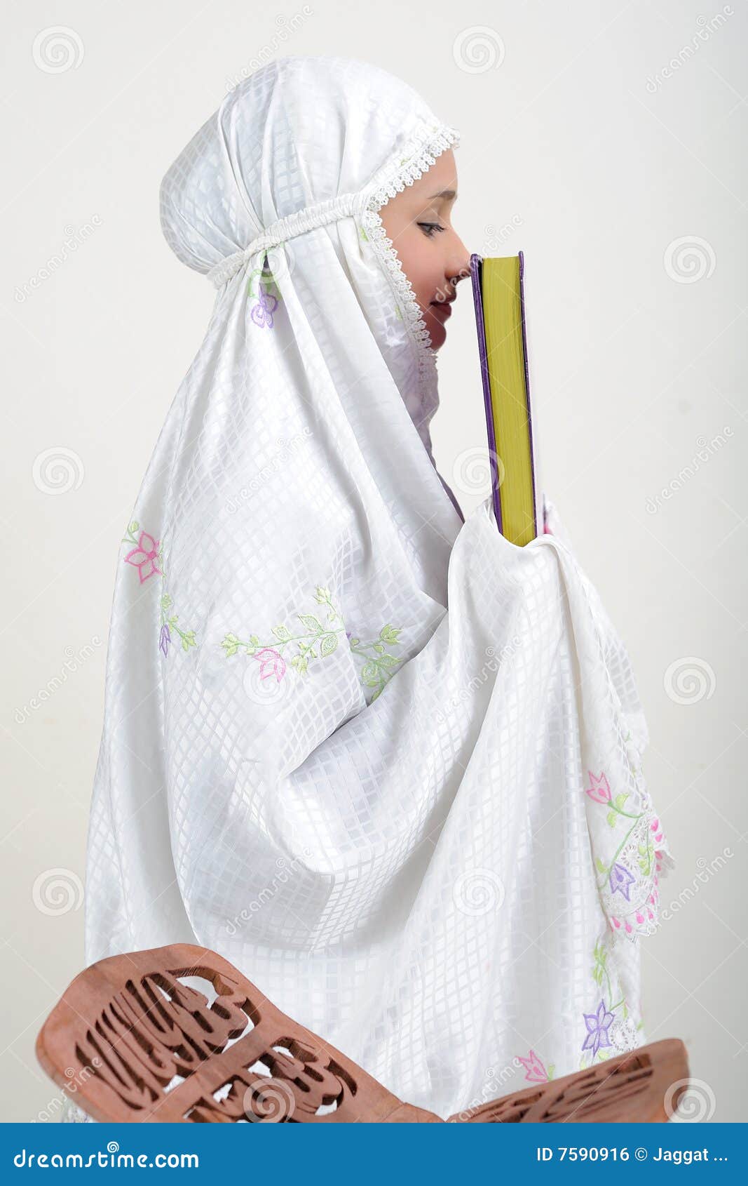 Moslim Vrouwen Die Koran Lezen Stock Foto - Image of moslim, speciaal ...