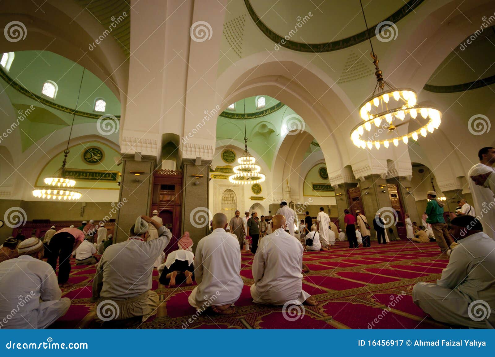 Moslims Bidden BinnenMasjid Quba Redactionele Fotografie - Image of ...