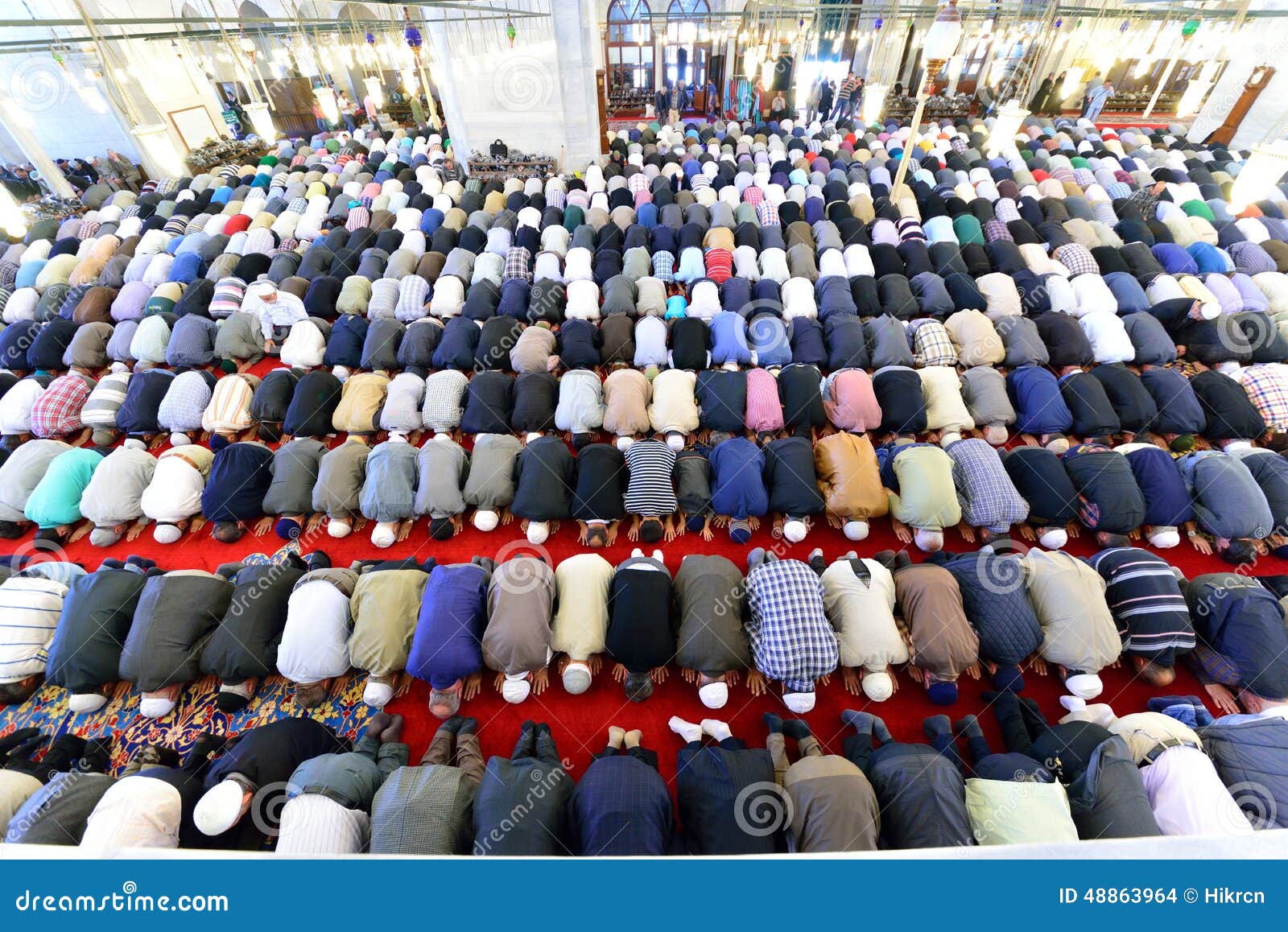 Moslims Bidden in De Moskee Fatih Redactionele Stock Afbeelding - Image ...