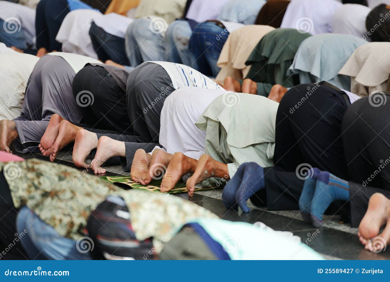 Moslims Die Samen Bij Heilige Moskee Bidden Stock Afbeelding - Image of ...