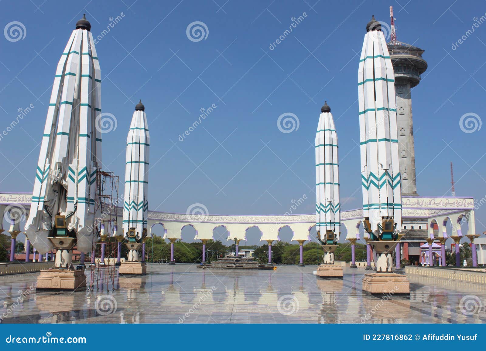 Mosque with Arabic and Javanese Architecture that is Magnificent and ...