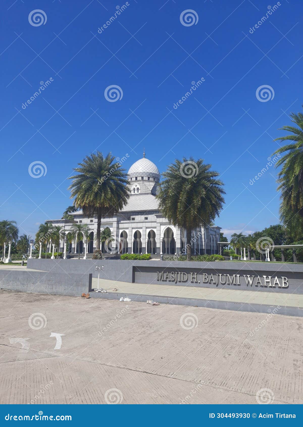 A Mosque with Classic White Architecture Editorial Image - Image of ...