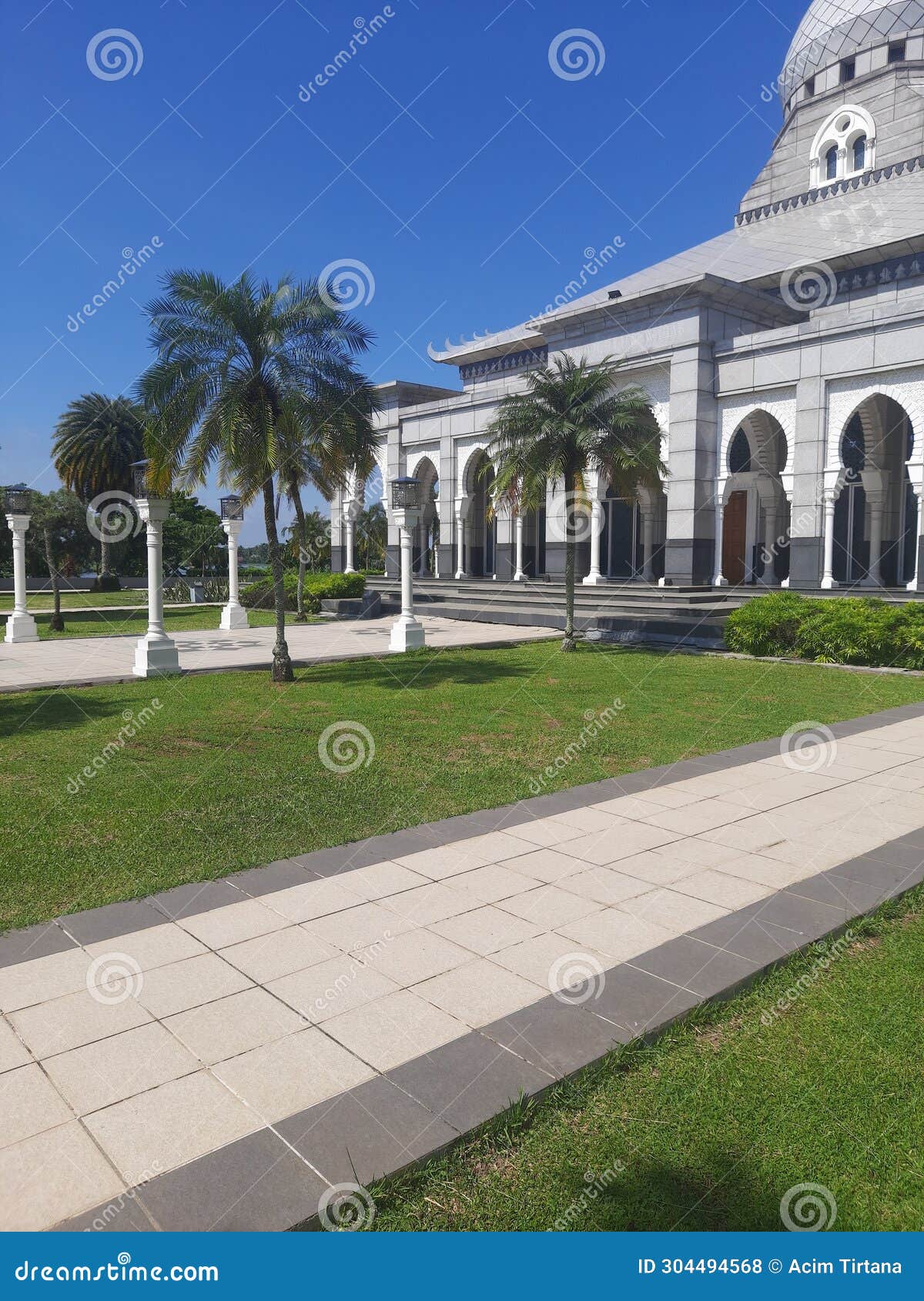 Mosque with Classical Architecture Editorial Stock Photo - Image of ...