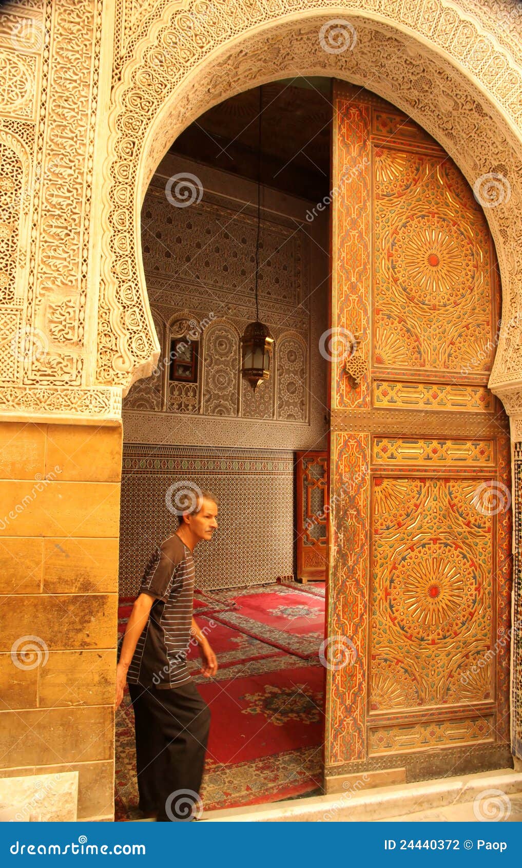 Mosque entrance editorial photography. Image of arch - 24440372