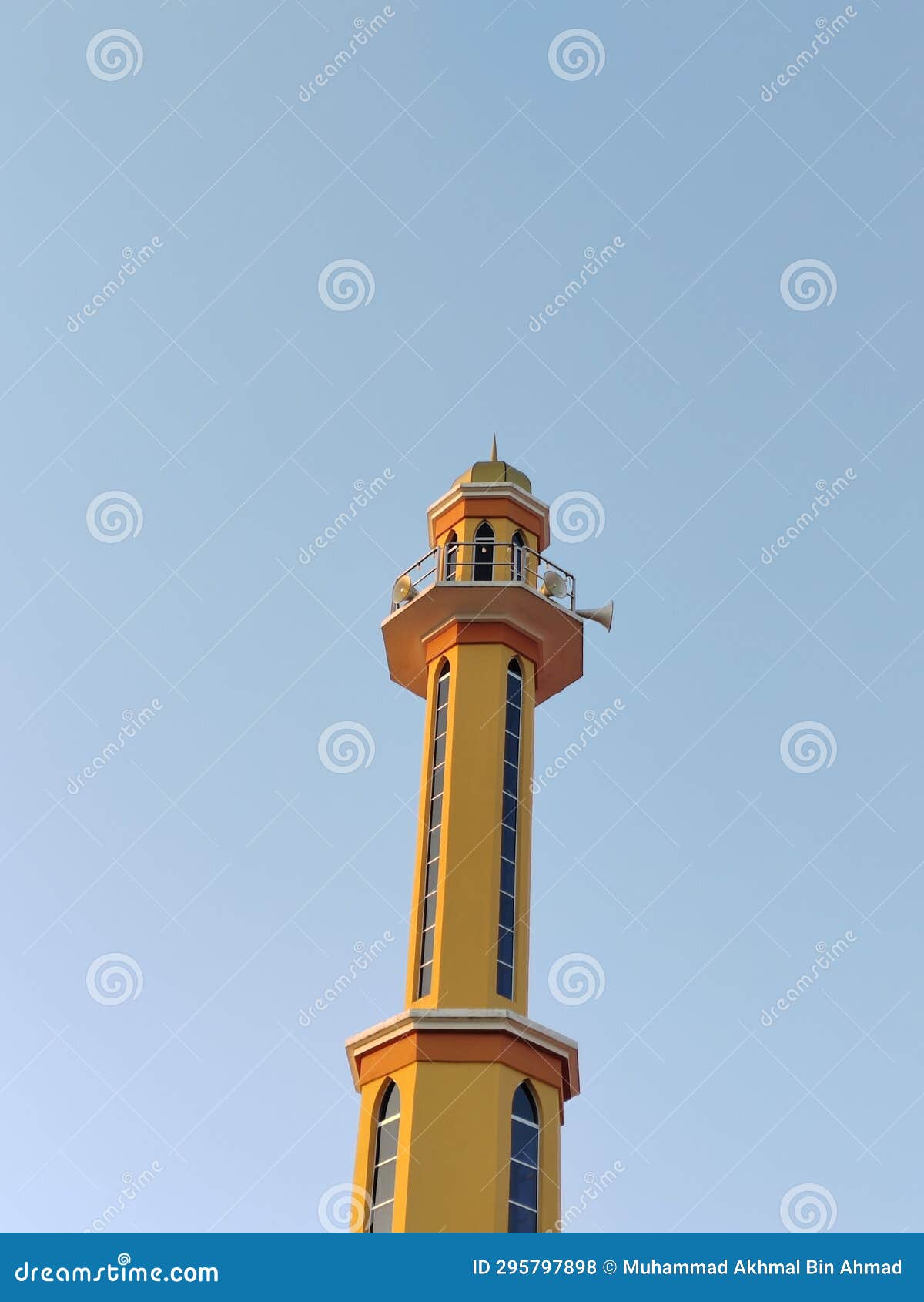 The Mosque S Stunning Tower Stock Photo - Image of yellow, lighting ...