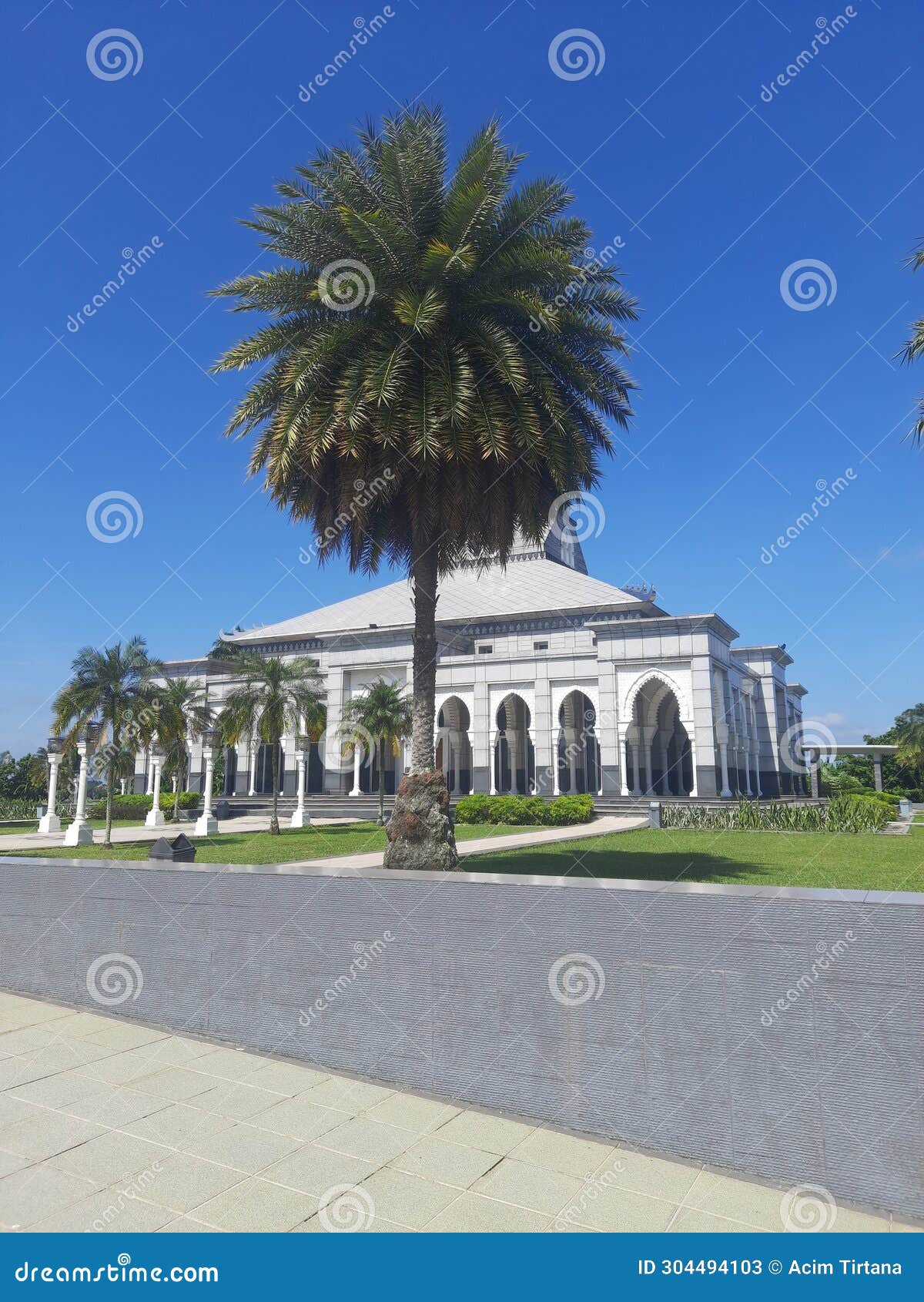 Mosque with Classical Architecture Editorial Stock Photo - Image of ...