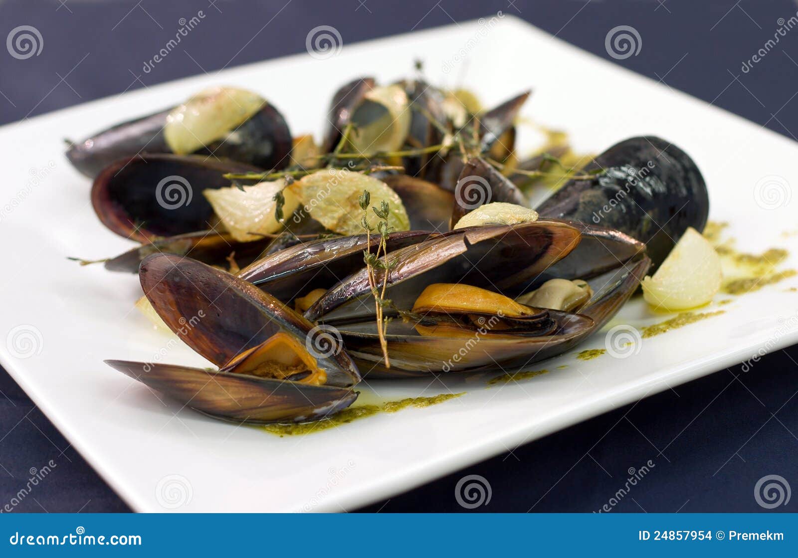 Mosselen op de witte plaat stock foto. Image of voedsel - 24857954