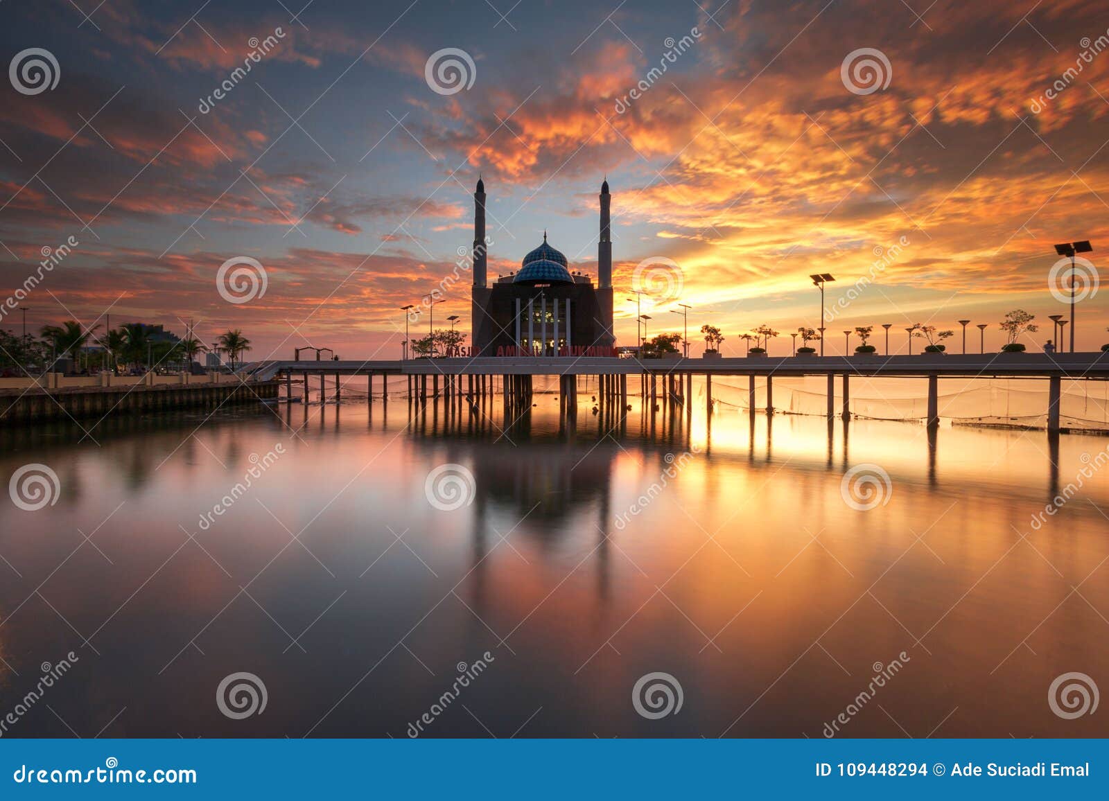 Most beautiful mosque editorial stock image. Image of makassar - 109448294