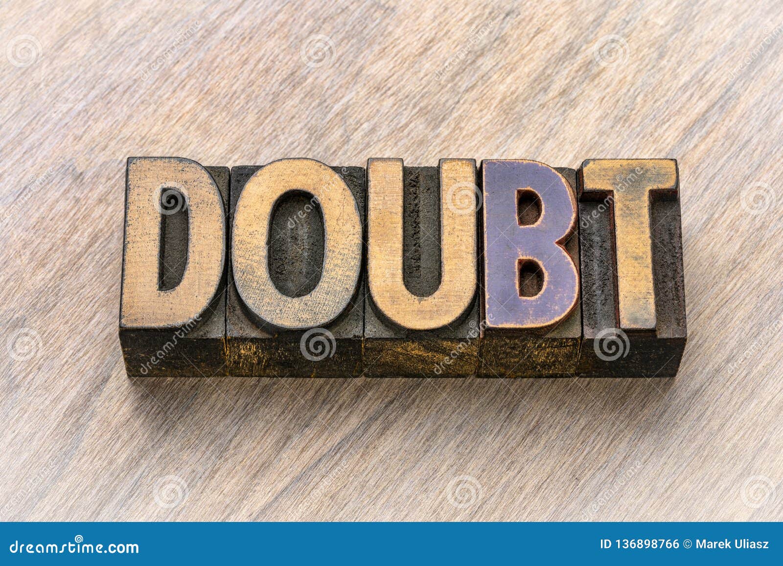 Mot De Doute Dans Le Type En Bois Photo stock - Image du estamper ...