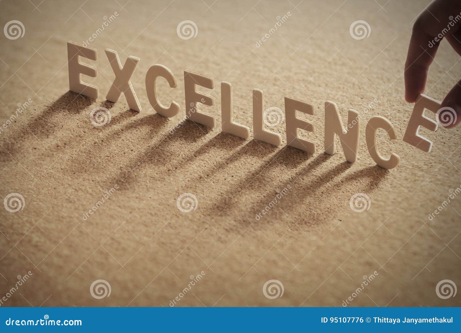 Mot en bois d'EXCELLENCE photo stock. Image du conceptuel - 95107776