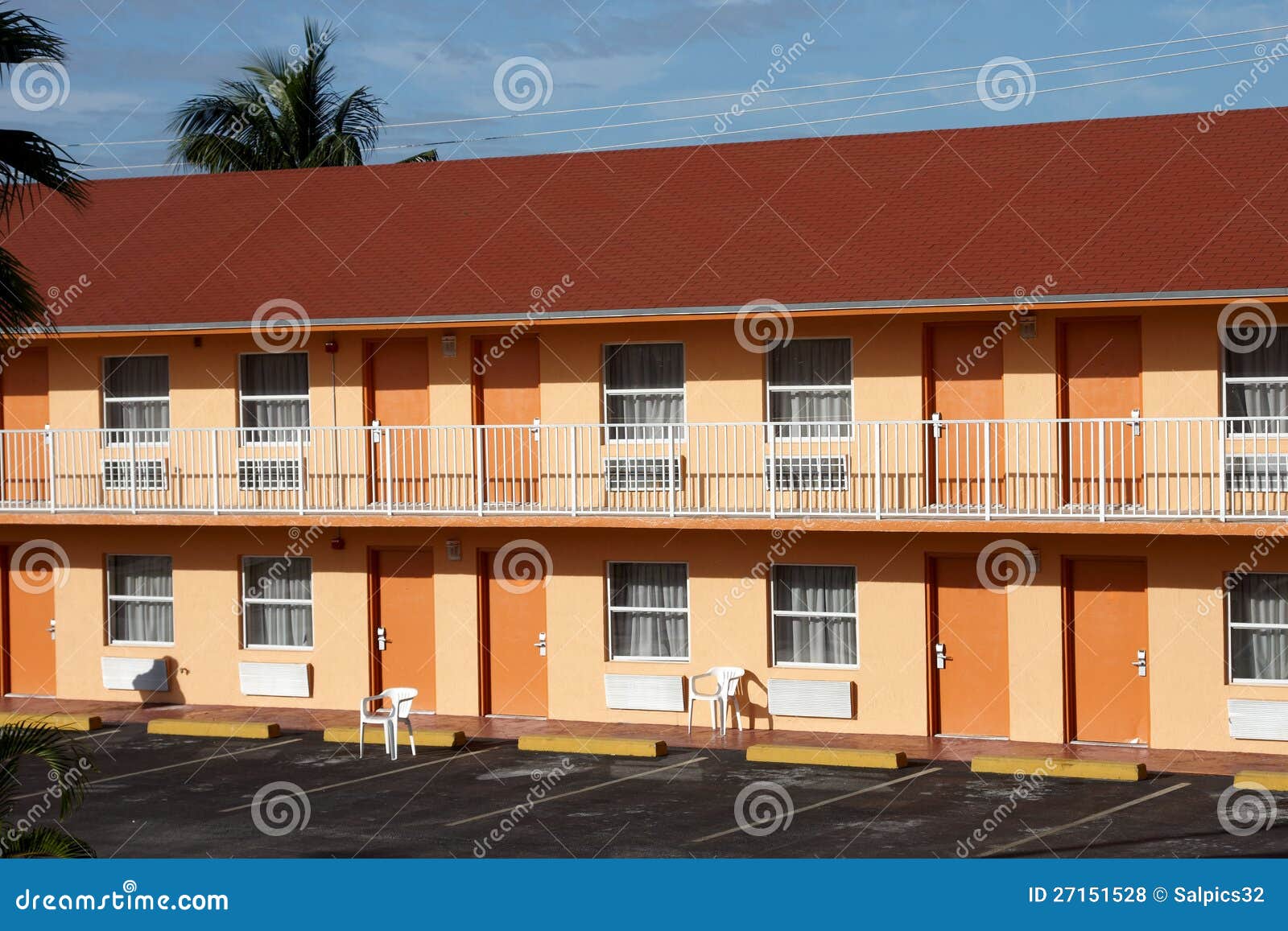 Motel americano típico foto de archivo. Imagen de edificio - 27151528