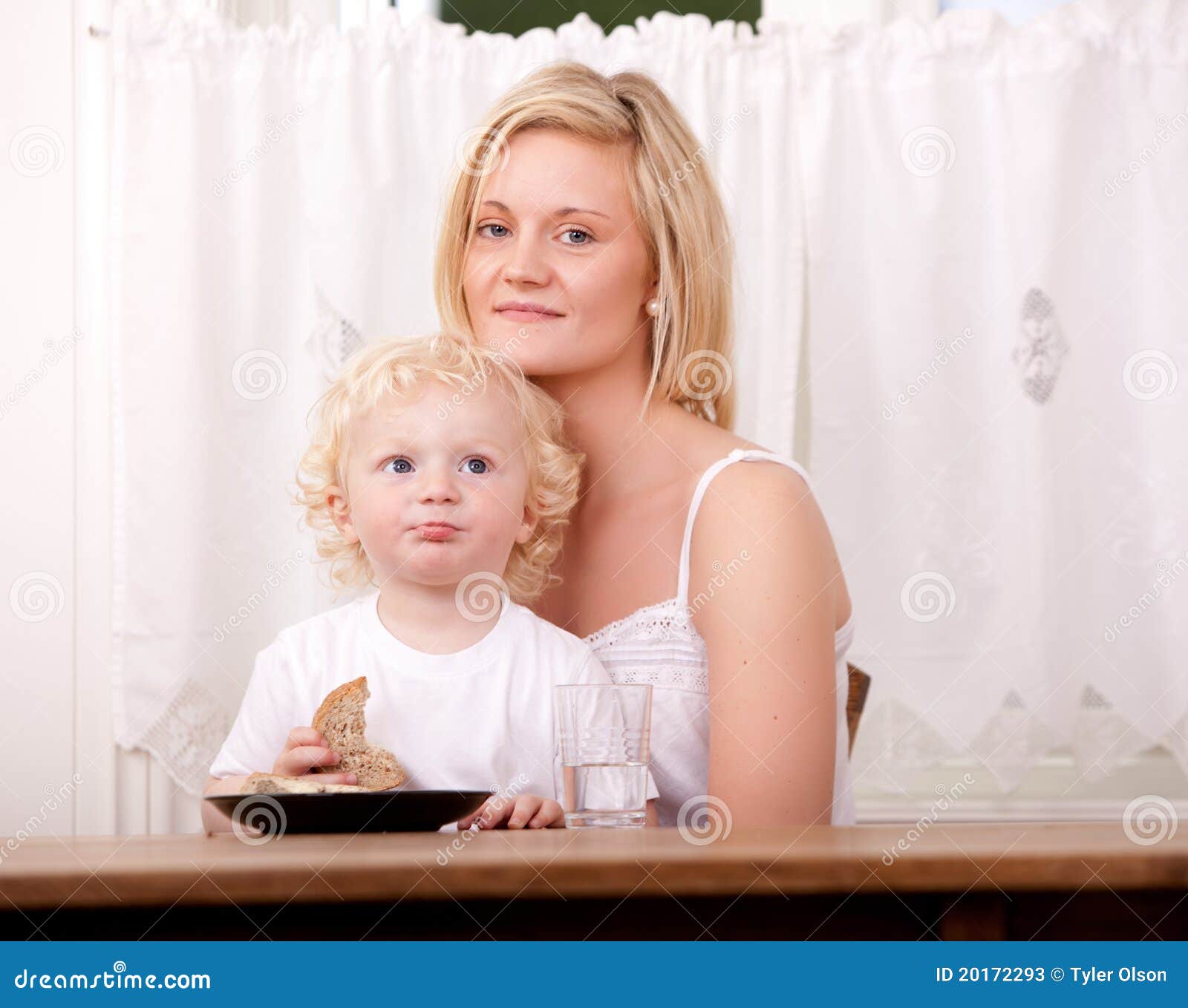 Mother and Child Eating Meal Stock Image - Image of lunch, love: 20172293