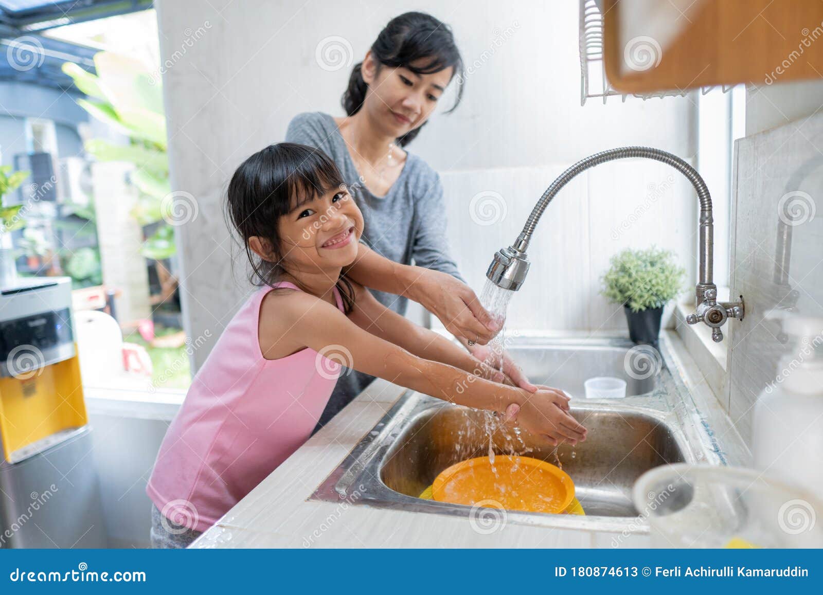 Mother And Daughter Washing Dishes Stock Image Image Of Girl Dishware 180874613