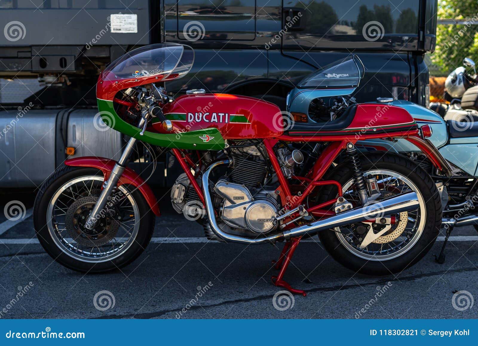 Moto Ducati 860 GT photo éditorial. Image du route, brandebourg - 118302821