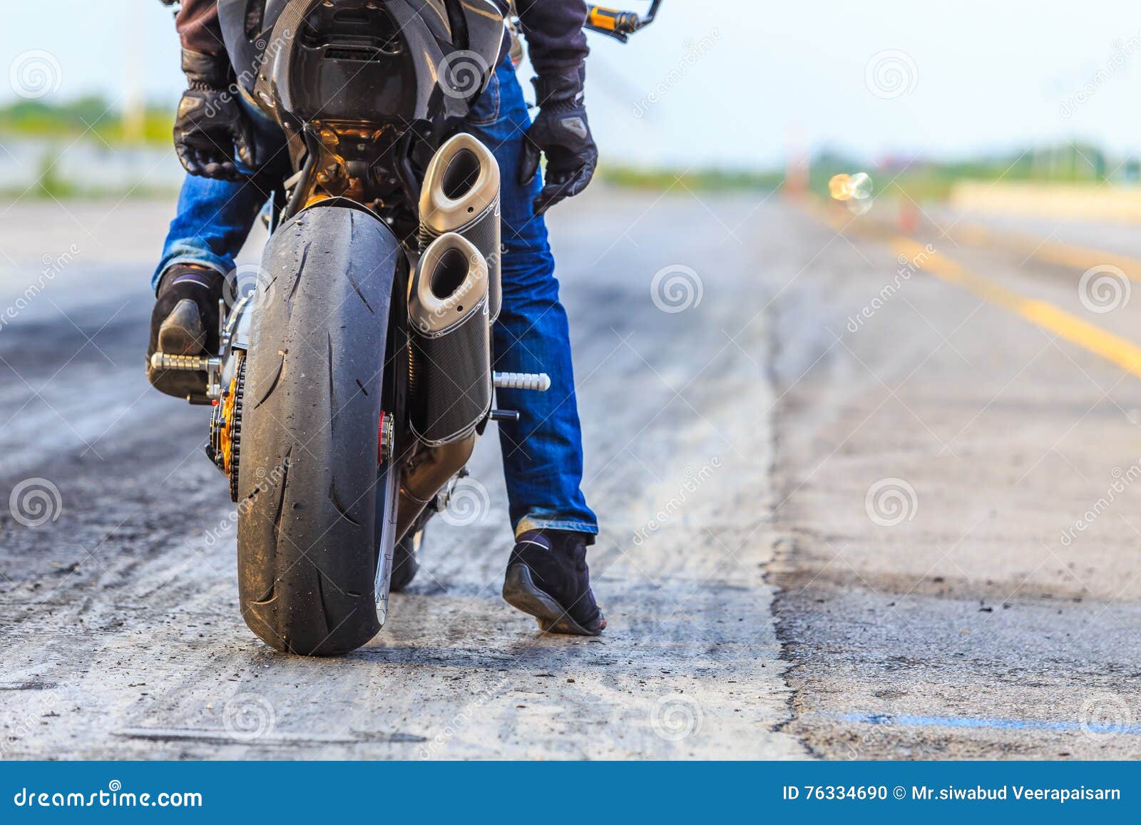 Moto en pista foto de archivo. Imagen de calle, aventura - 76334690