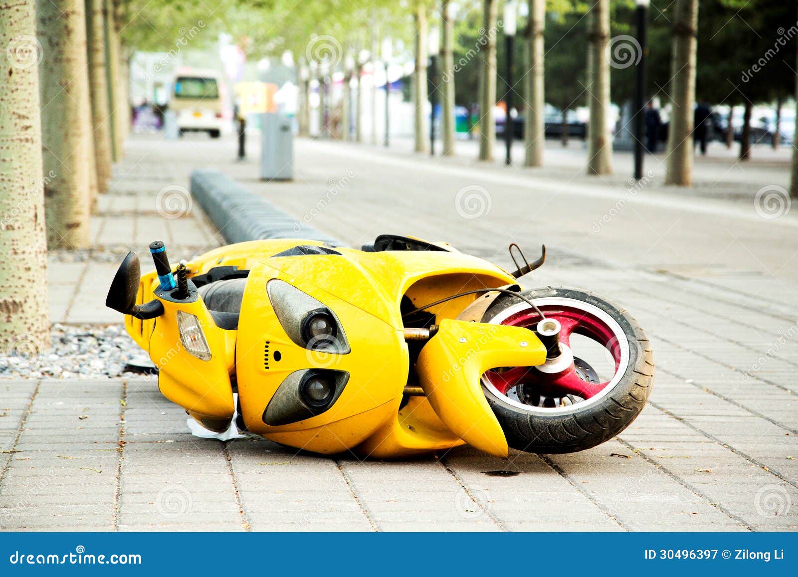 Motocicleta volcada imagen de archivo. Imagen de viento - 30496397