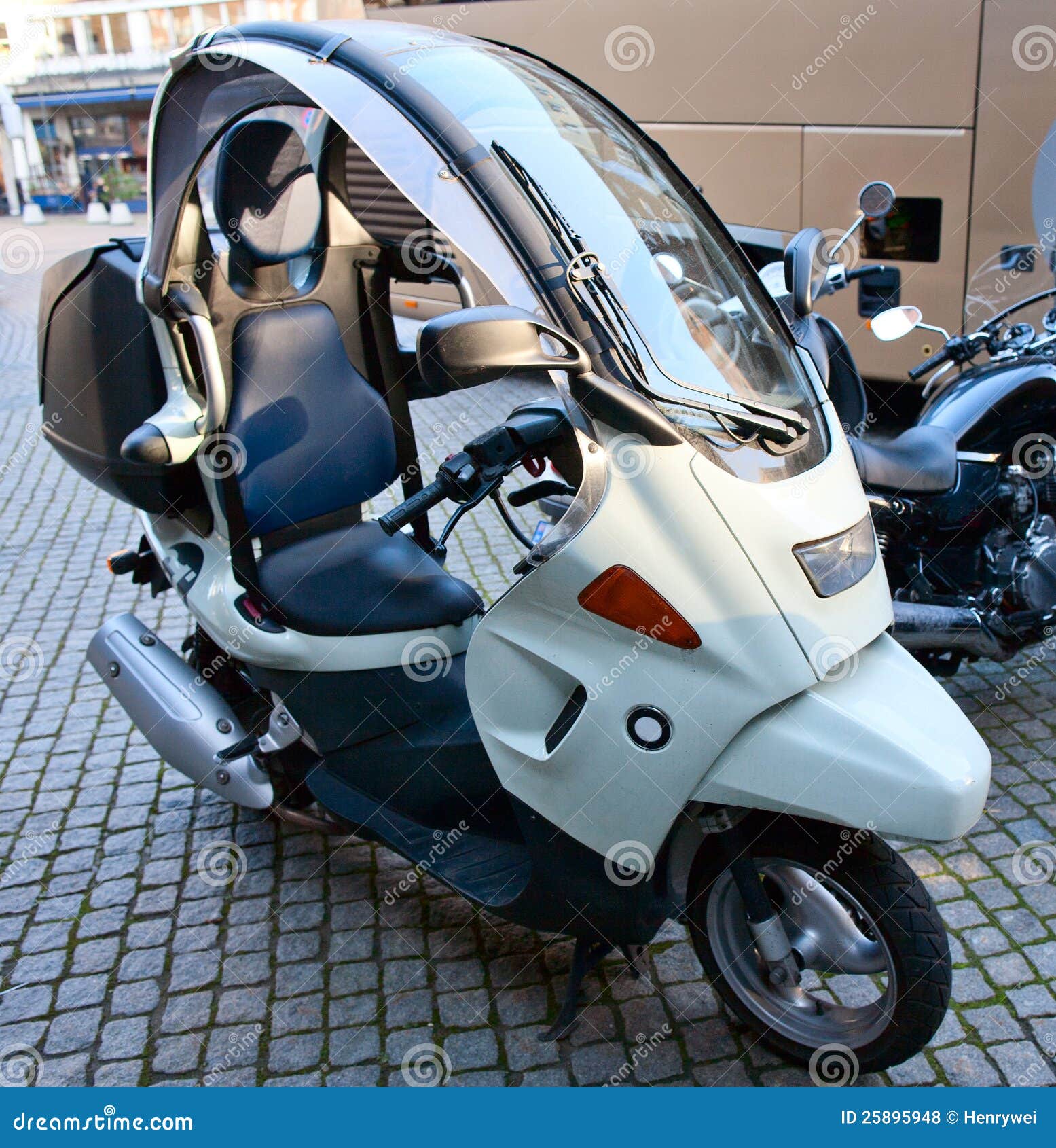 Motociclo fotografia stock. Immagine di asfalto, funzionamento - 25895948