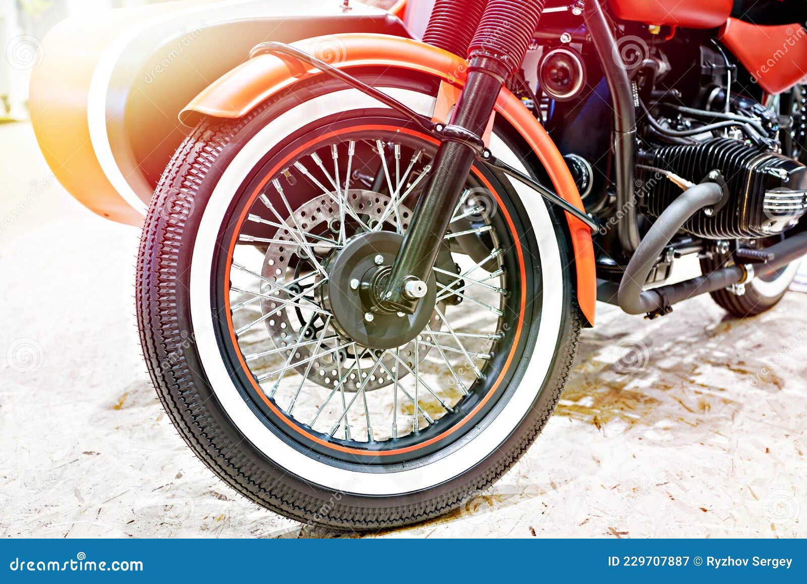 Motociclo Com Carro Lateral Imagem de Stock - Imagem de vermelho ...