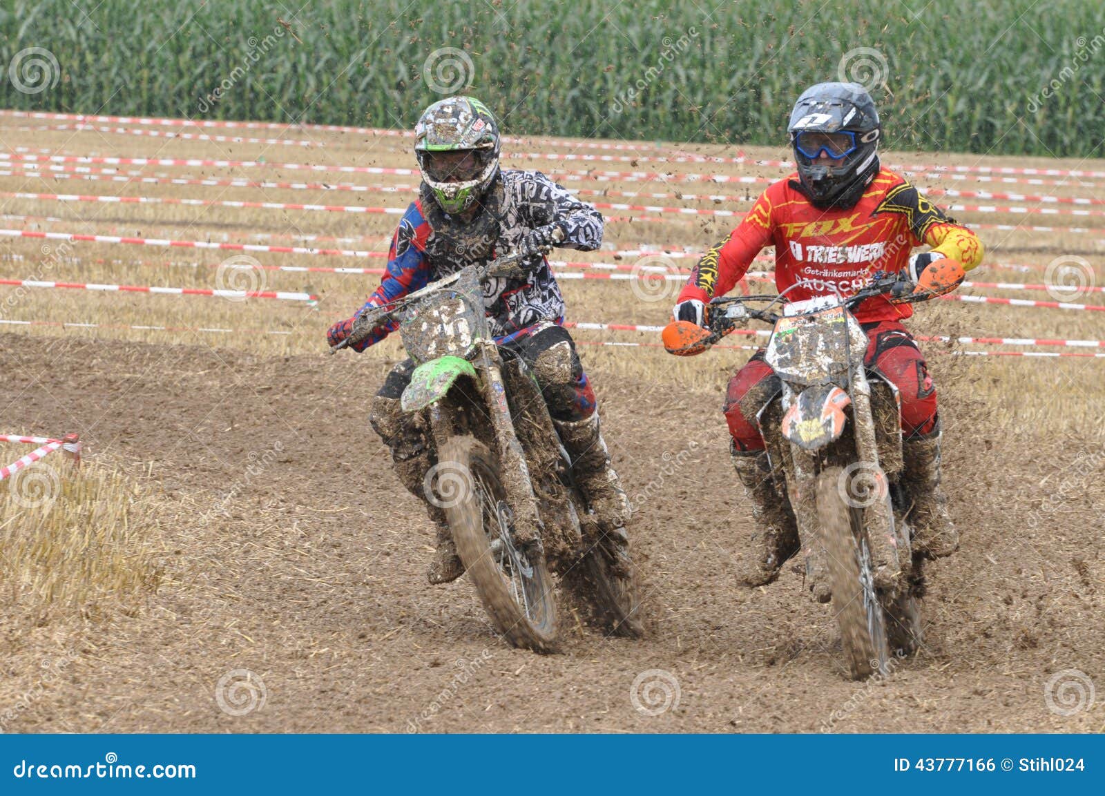 Motocross drivers editorial photo. Image of passing, helemt - 43777166