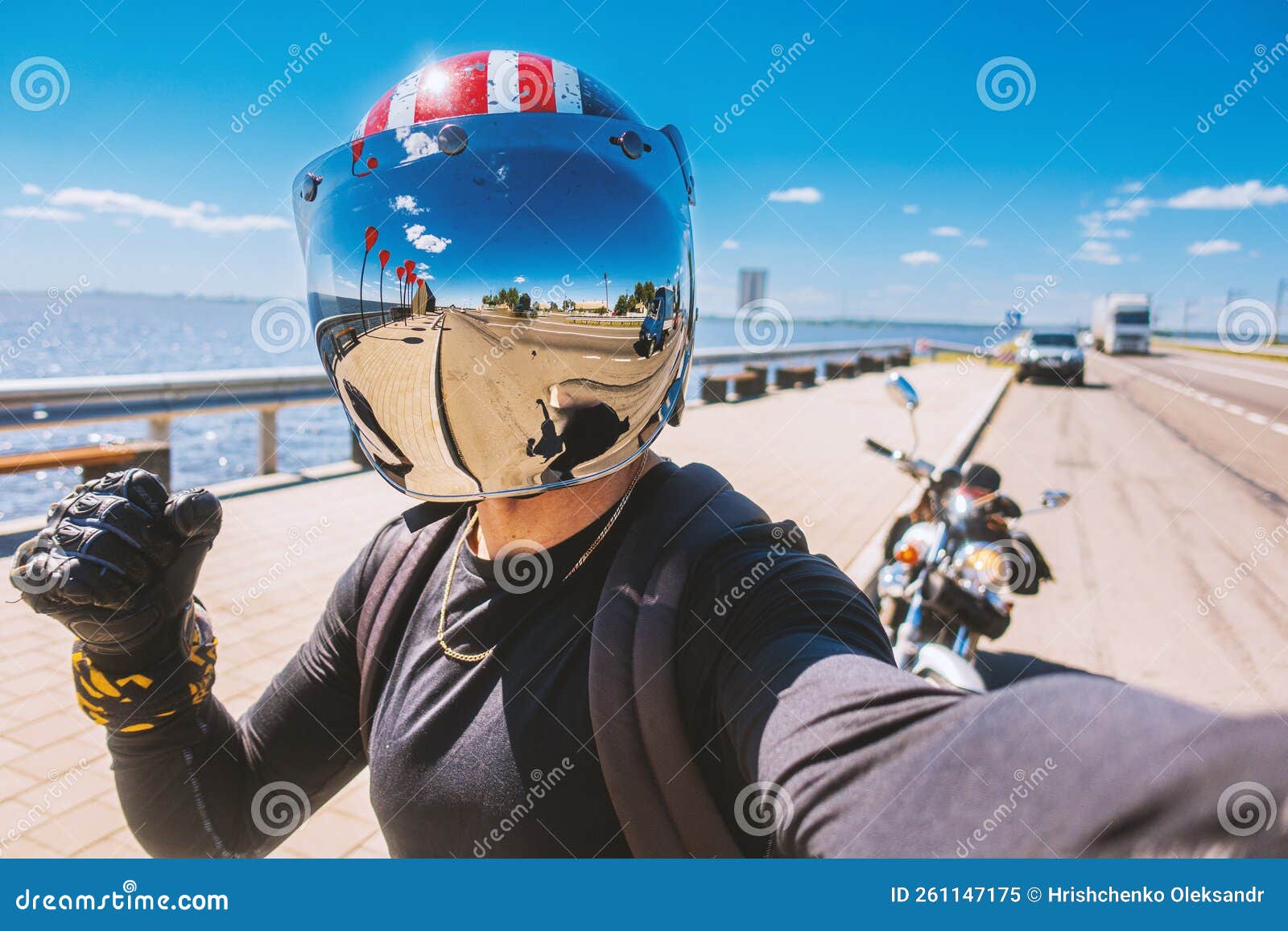 Motoqueiro Com Capacete No Aterro Imagem de Stock - Imagem de ...
