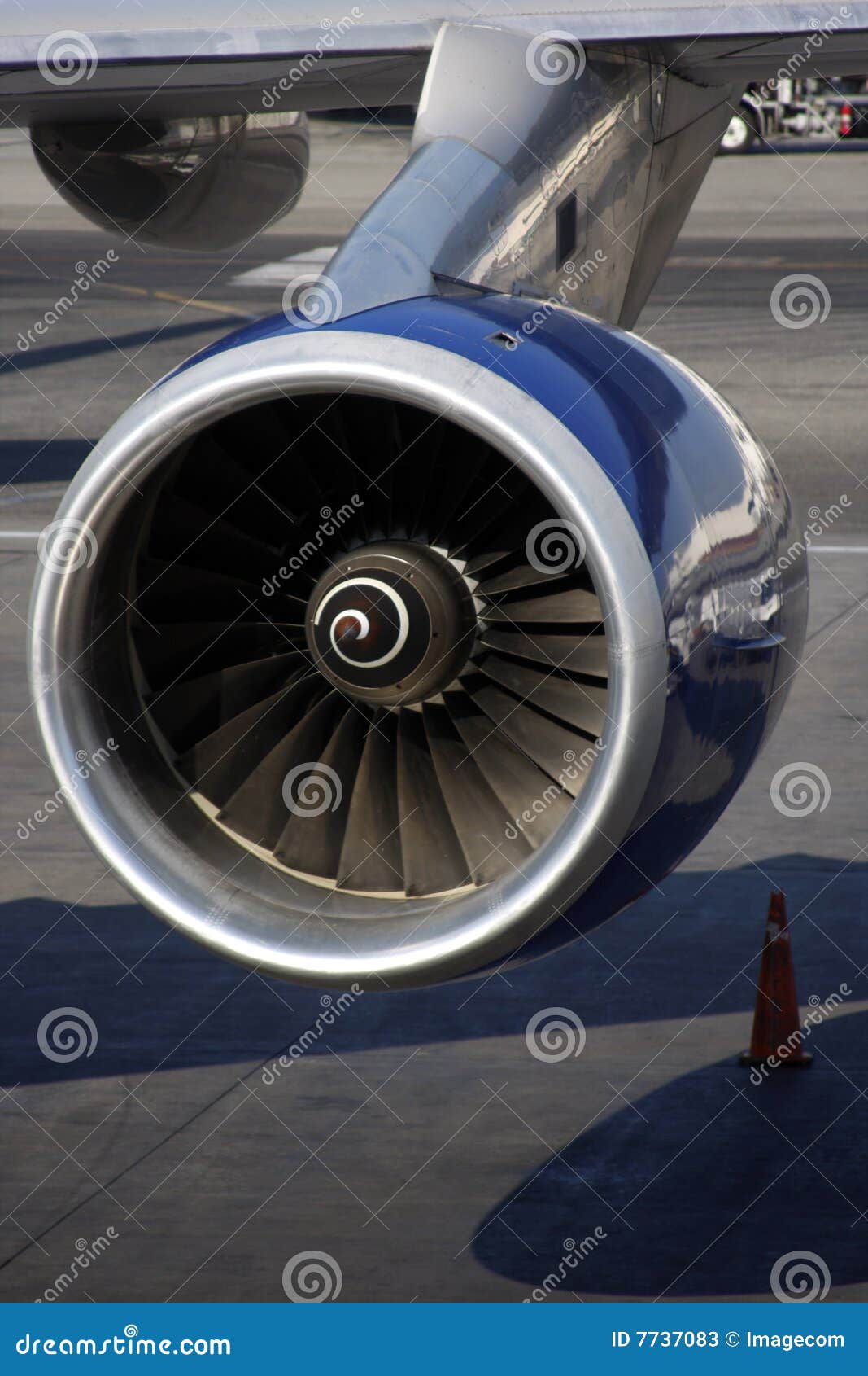 Motor de jet imagen de archivo. Imagen de cono, motor - 7737083