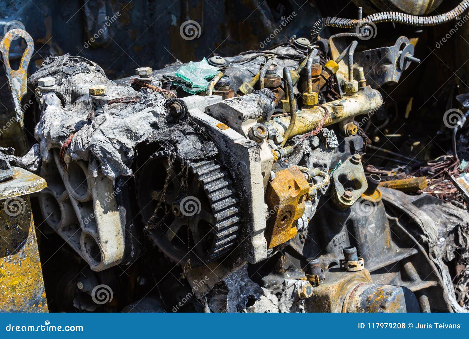 Motor de um carro queimado foto de stock. Imagem de queimada - 117979208