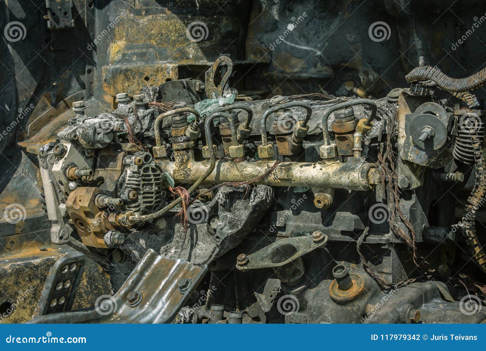 Motor de um carro queimado foto de stock. Imagem de ferro - 117979342