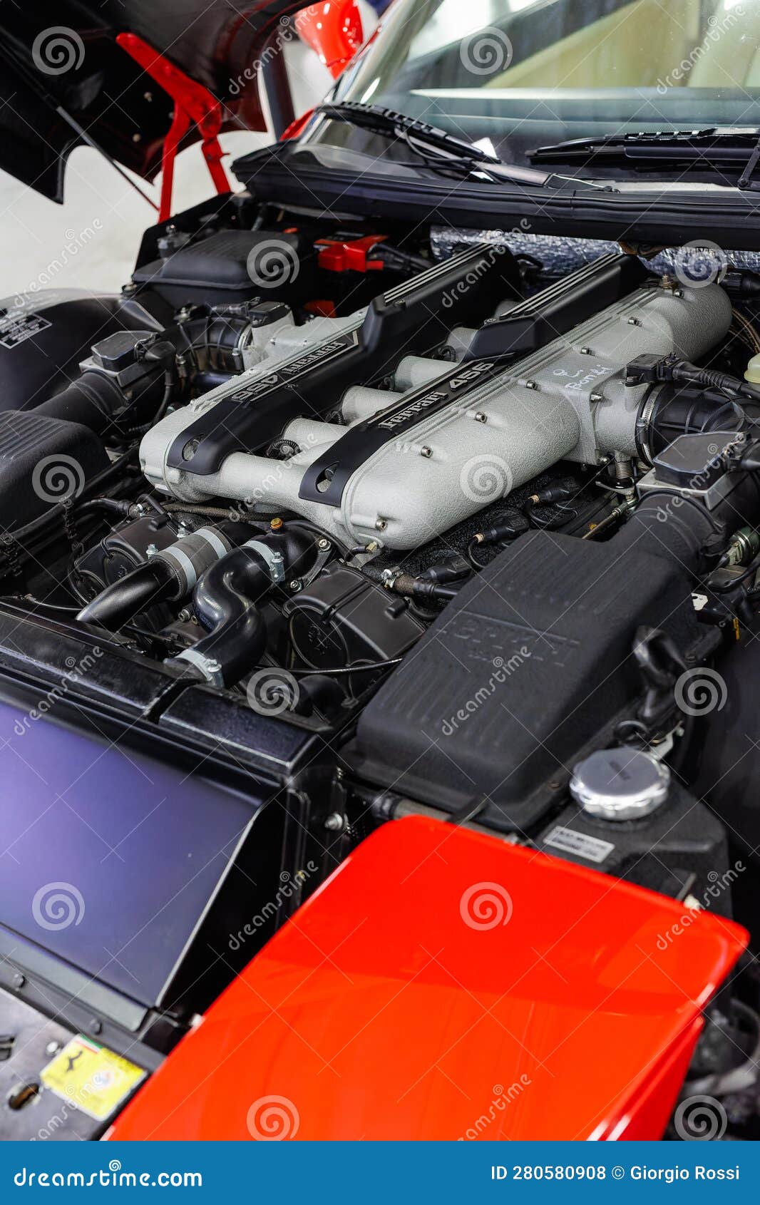 Motor De Un Ferrari 456 Con Capucha Abierta Foto de archivo - Imagen de ...