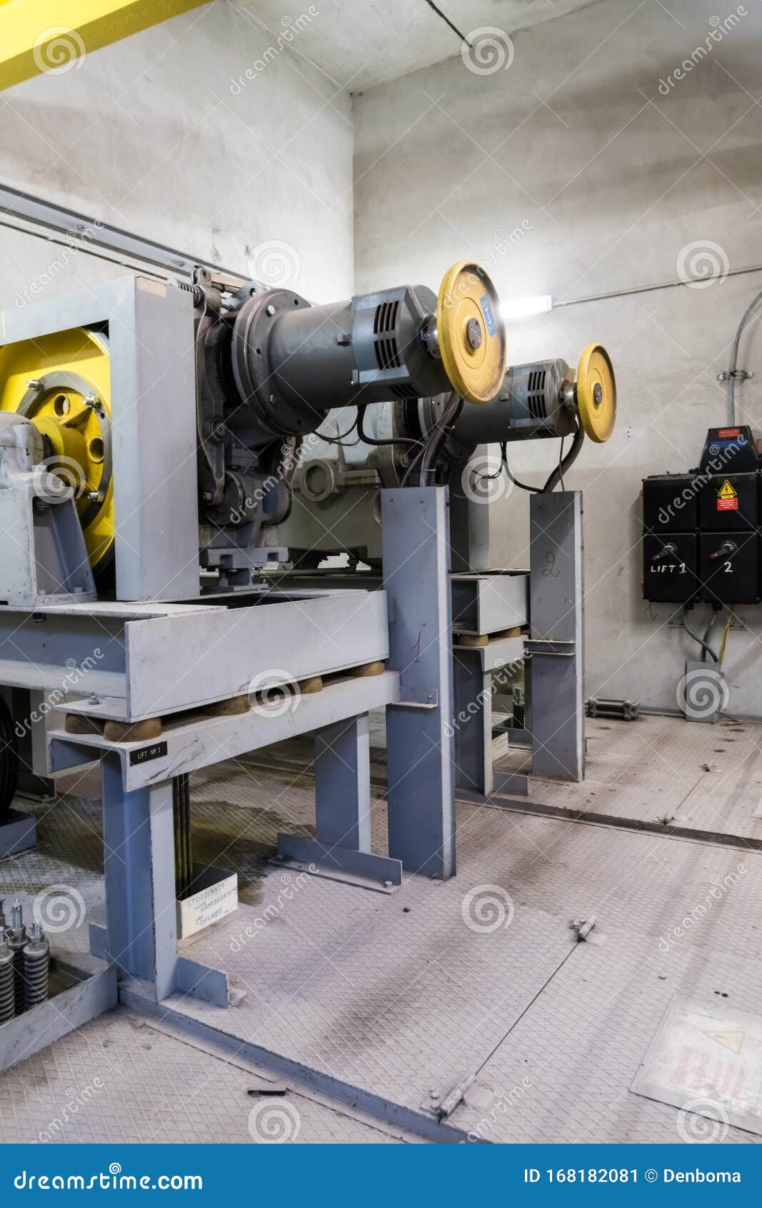 Motor del ascensor imagen de archivo. Imagen de potencia - 168182081