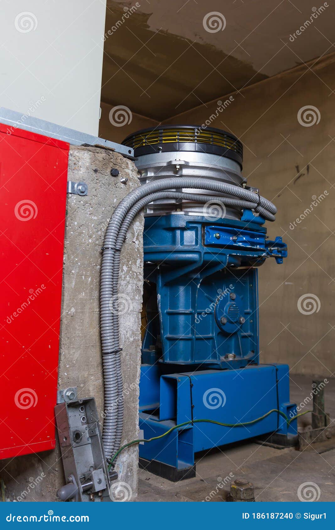 Motor del elevador foto de archivo. Imagen de motor - 186187240