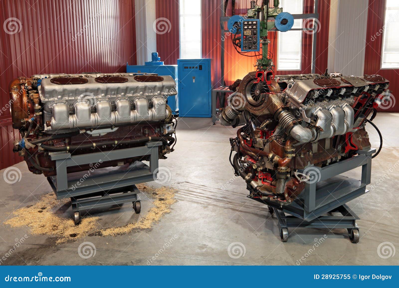 Motor del tanque imagen editorial. Imagen de motor, pasillo - 28925755