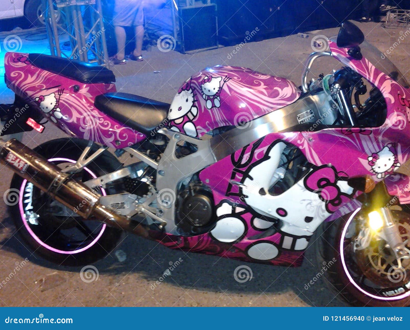 The pink kitty editorial image. Image of extreme, pink - 121456940