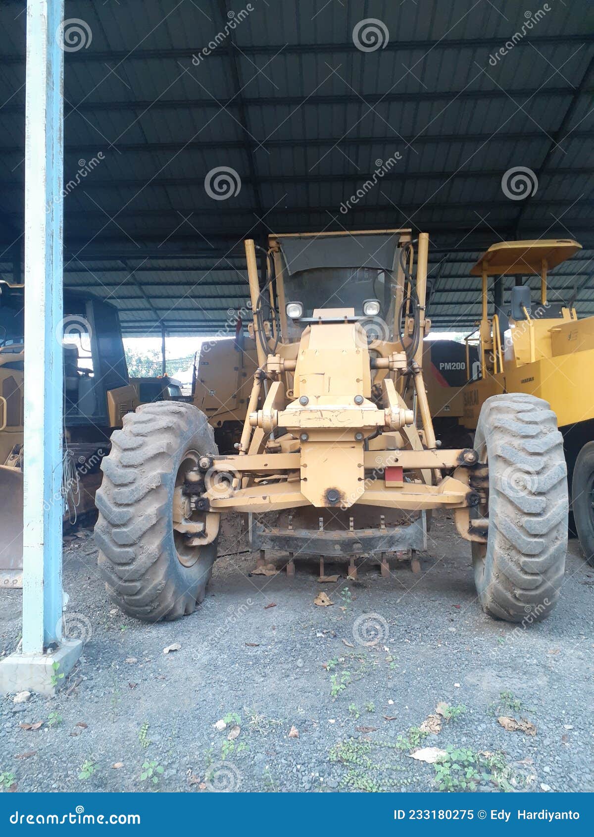 Motor grader front view editorial image. Image of engine - 233180275