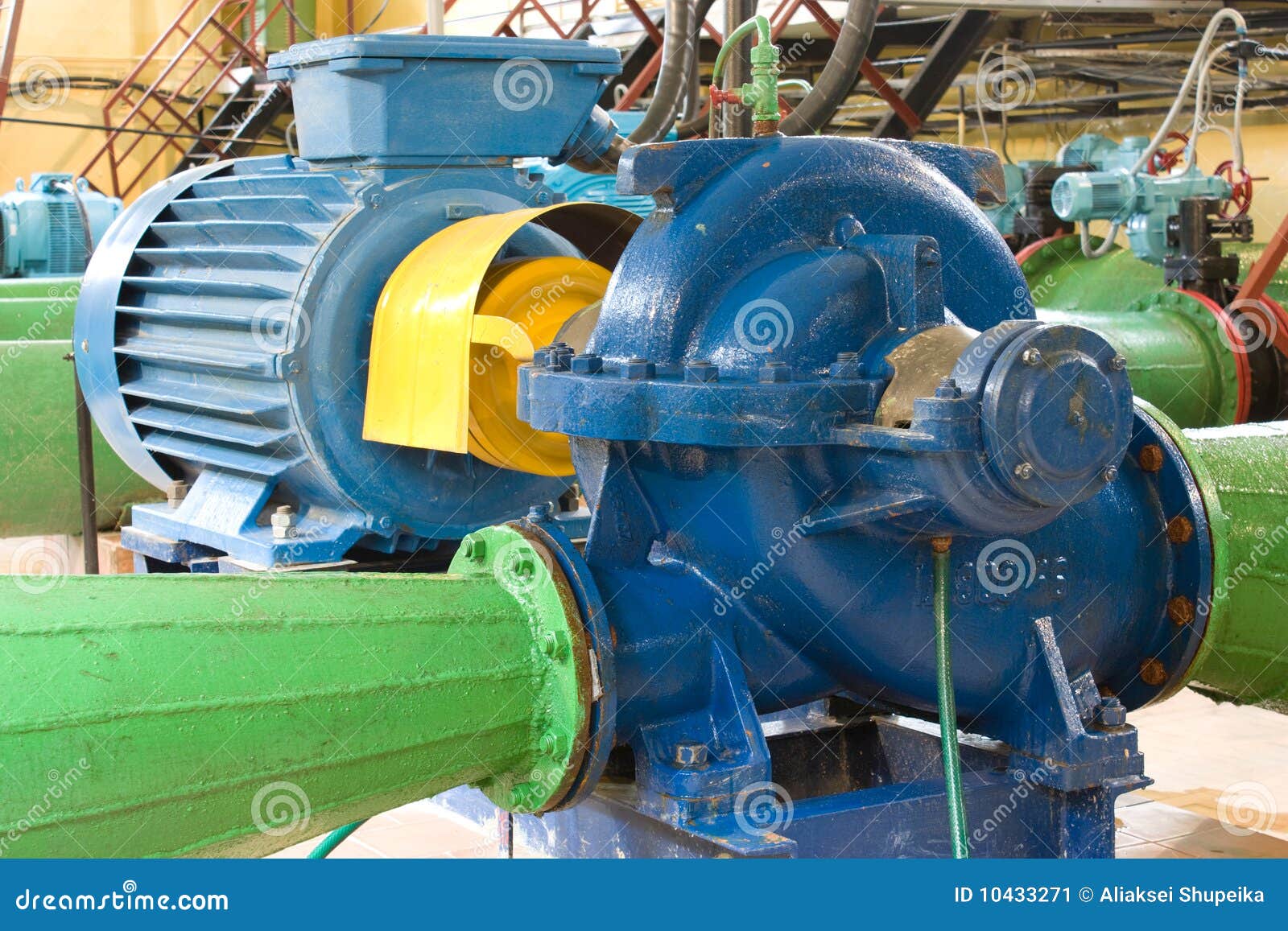 Motor met de pomp stock afbeelding. Image of steun, druk - 10433271