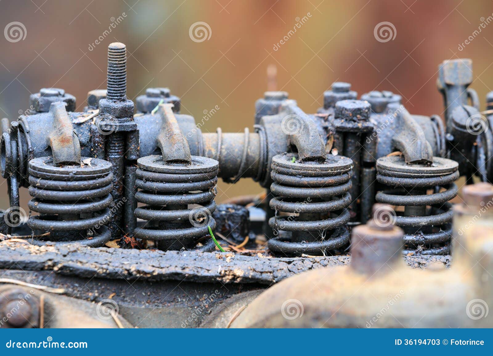 Motor van een oude auto stock afbeelding. Image of industrieel - 36194703