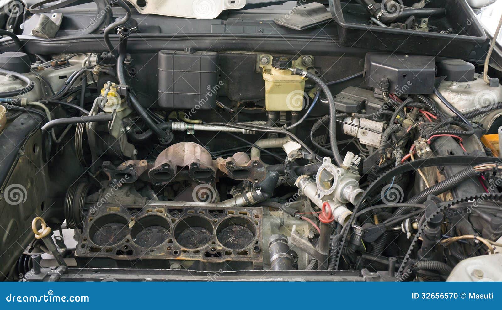 Motorblok stock foto. Image of kabel, slang, vervoer - 32656570