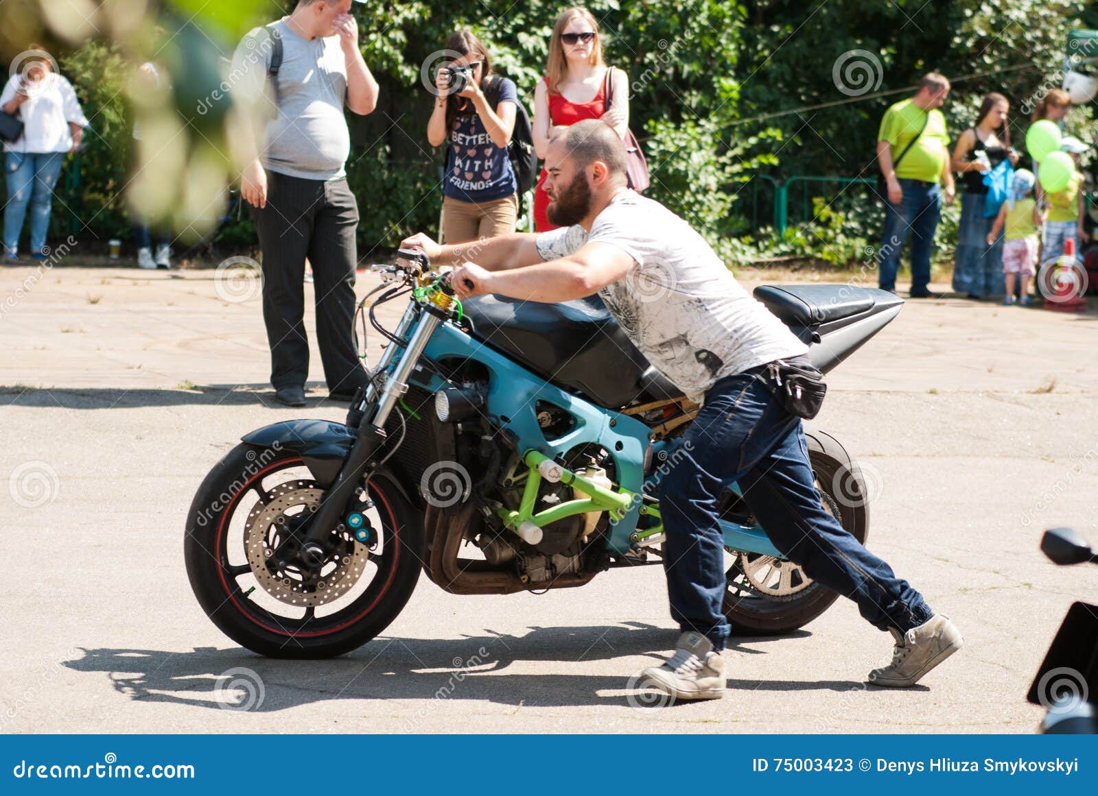 Motorcyclist fotografia stock editoriale. Immagine di fronte - 75003423