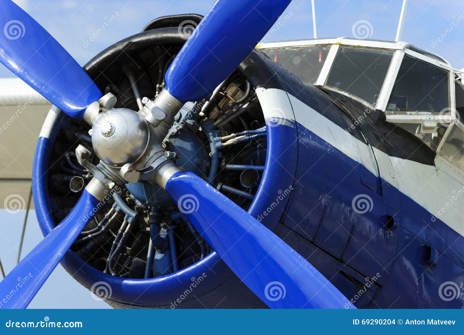Motore dell'aereo di elica fotografia stock. Immagine di antico - 69290204