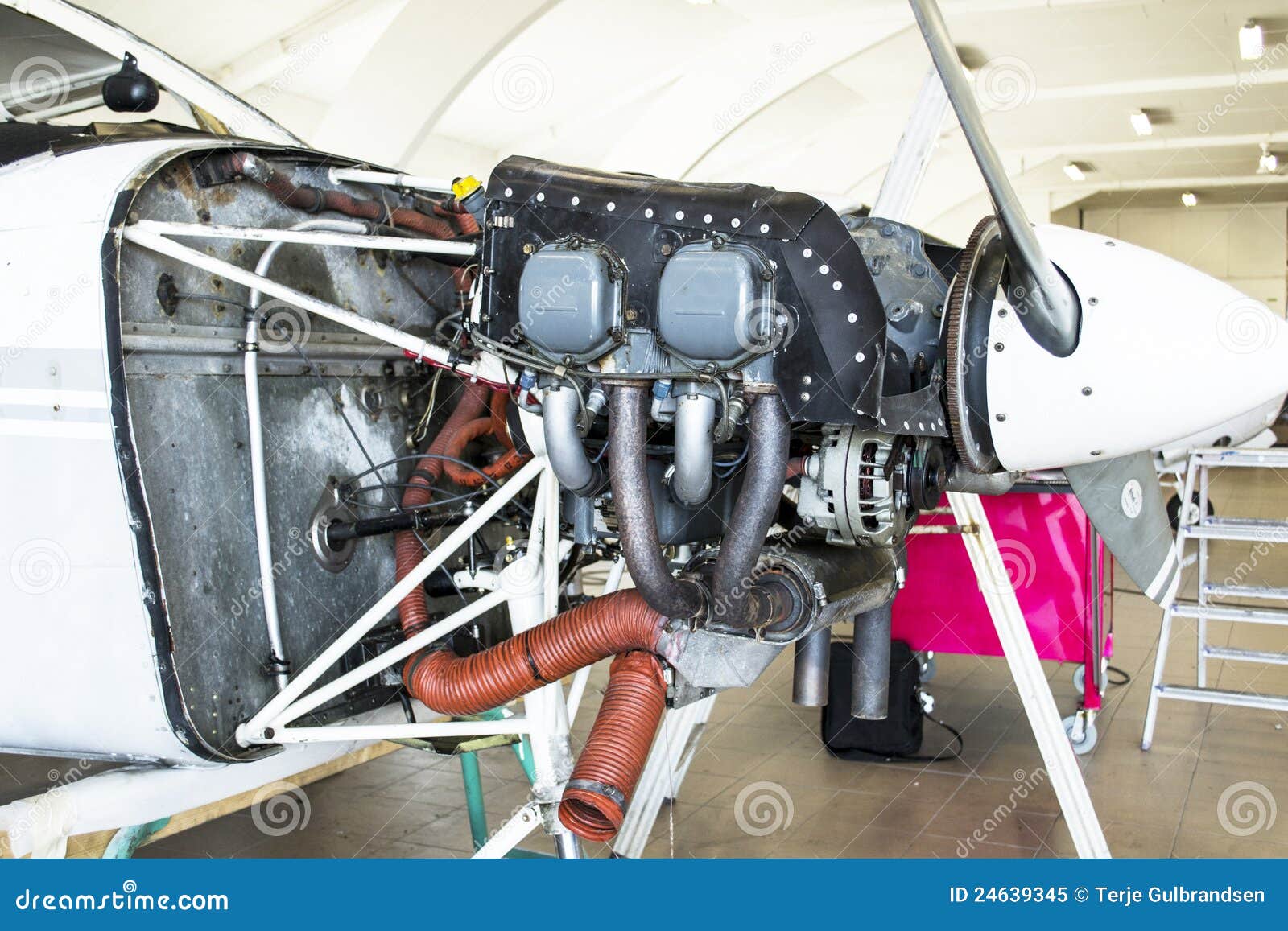Motore di Cessna 152 immagine stock. Immagine di collegare - 24639345
