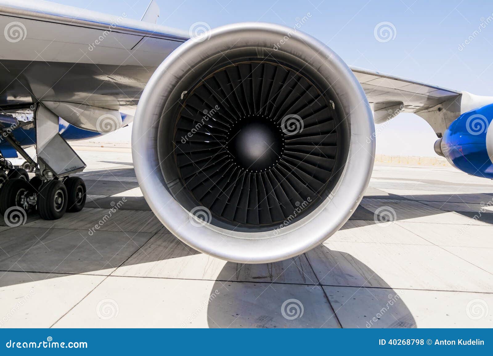 Motore a Propulsione Sull'ala Di Un Aereo Fotografia Stock - Immagine ...