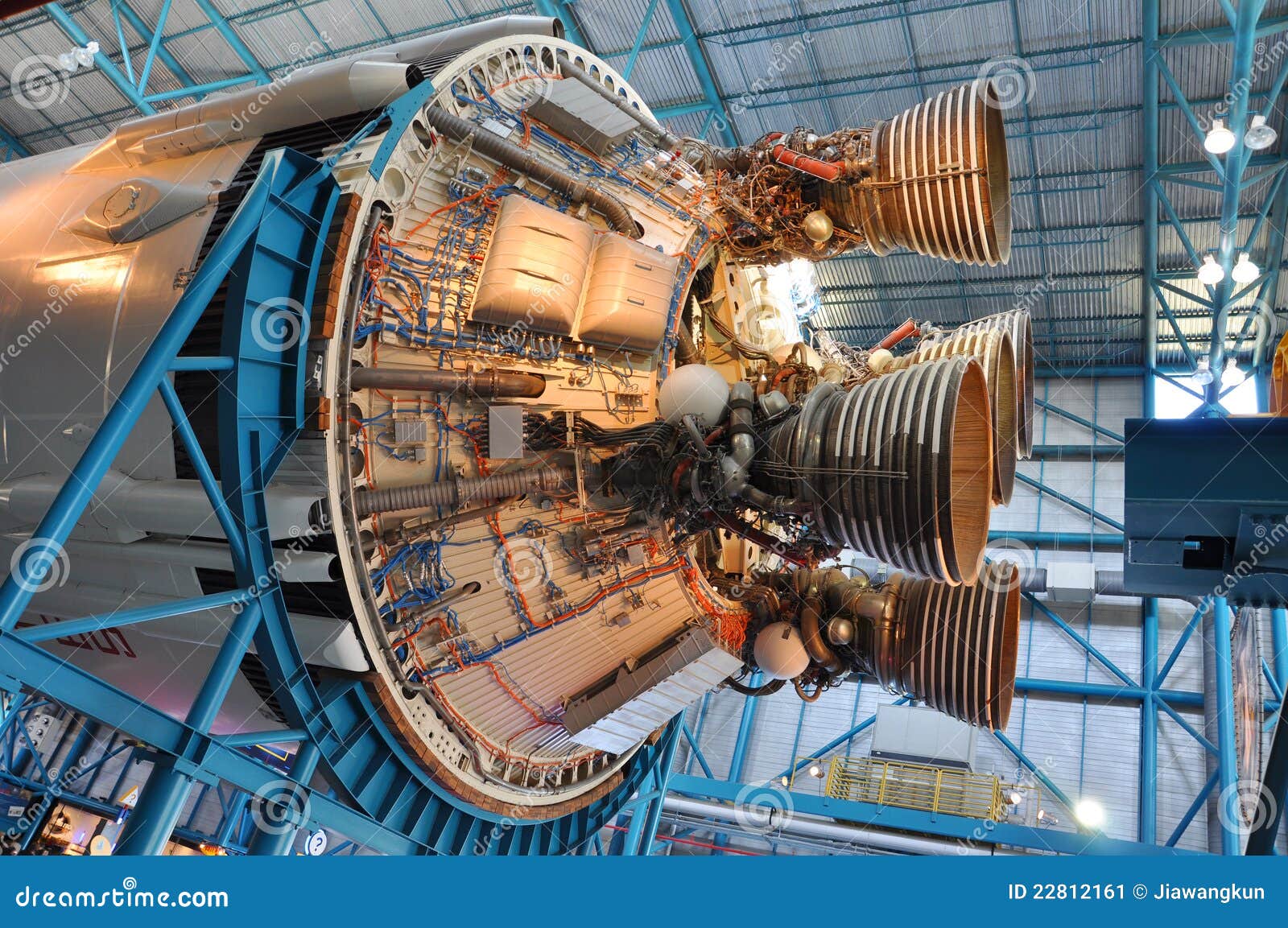 Motores De Saturno V Rocket Foto Editorial - Imagem de centro ...