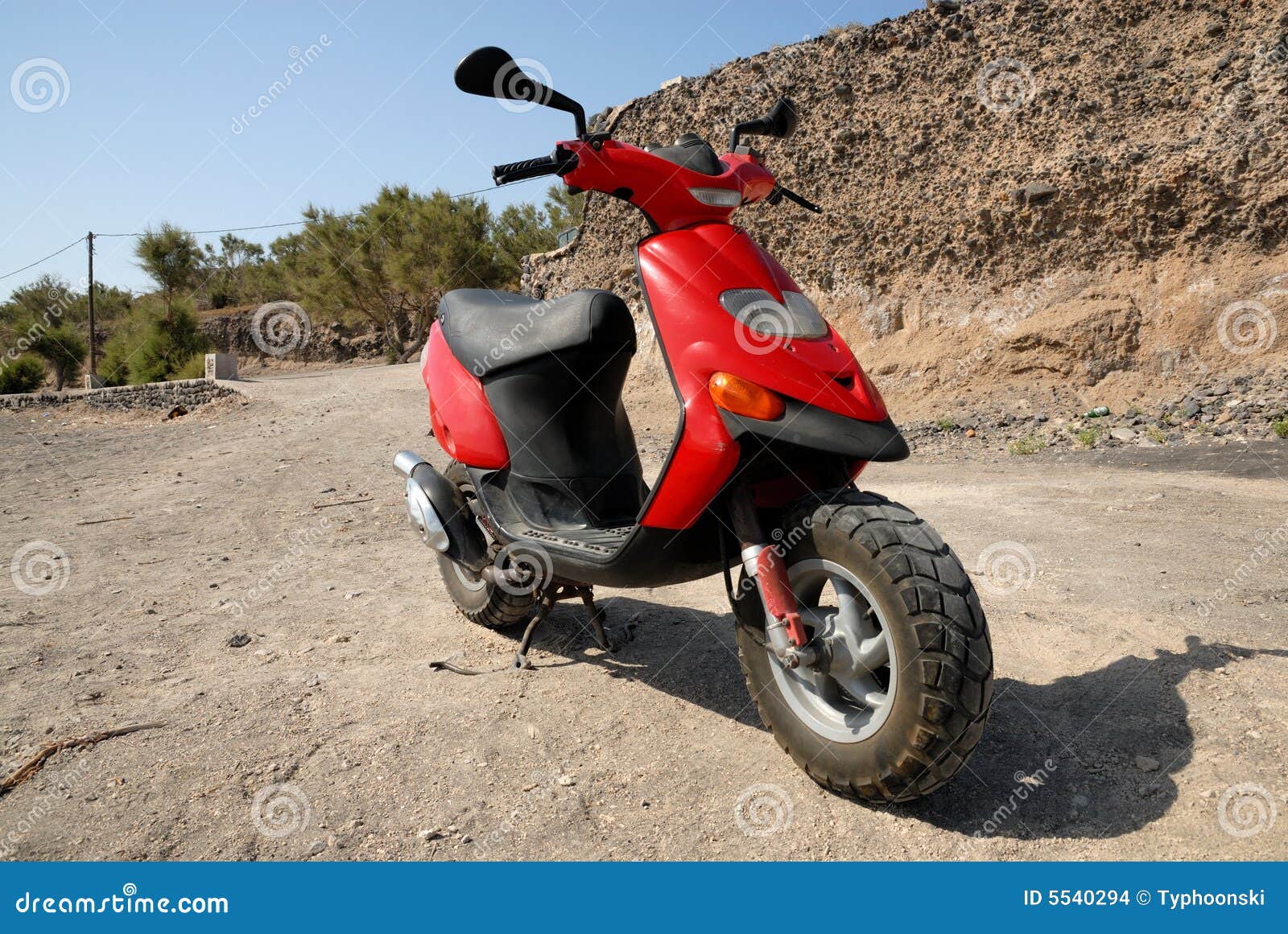 Motorino rosso fotografia stock. Immagine di bici, urbano - 5540294