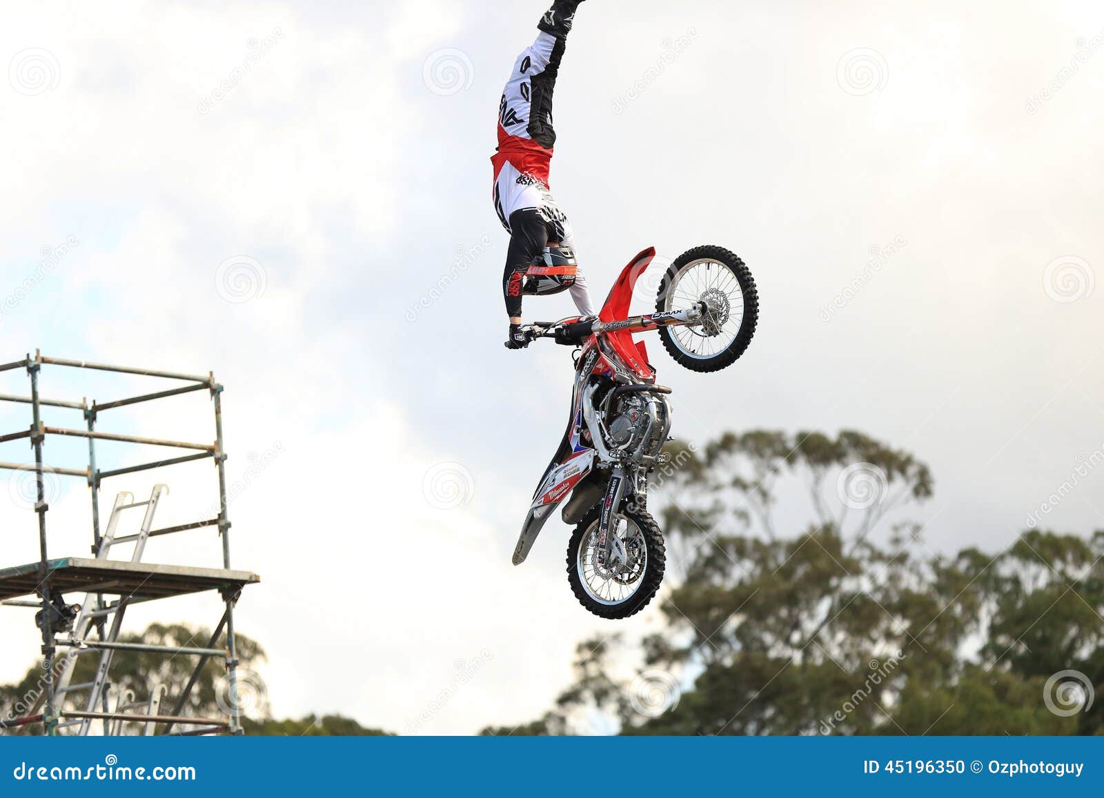 Motorrad, Das Sprung in Einer Luft Macht Redaktionelles Bild - Bild von ...